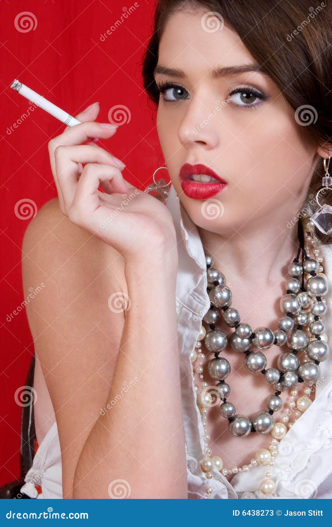 Het Roken van de vrouw stock afbeelding. Image of meisjes - 6438273