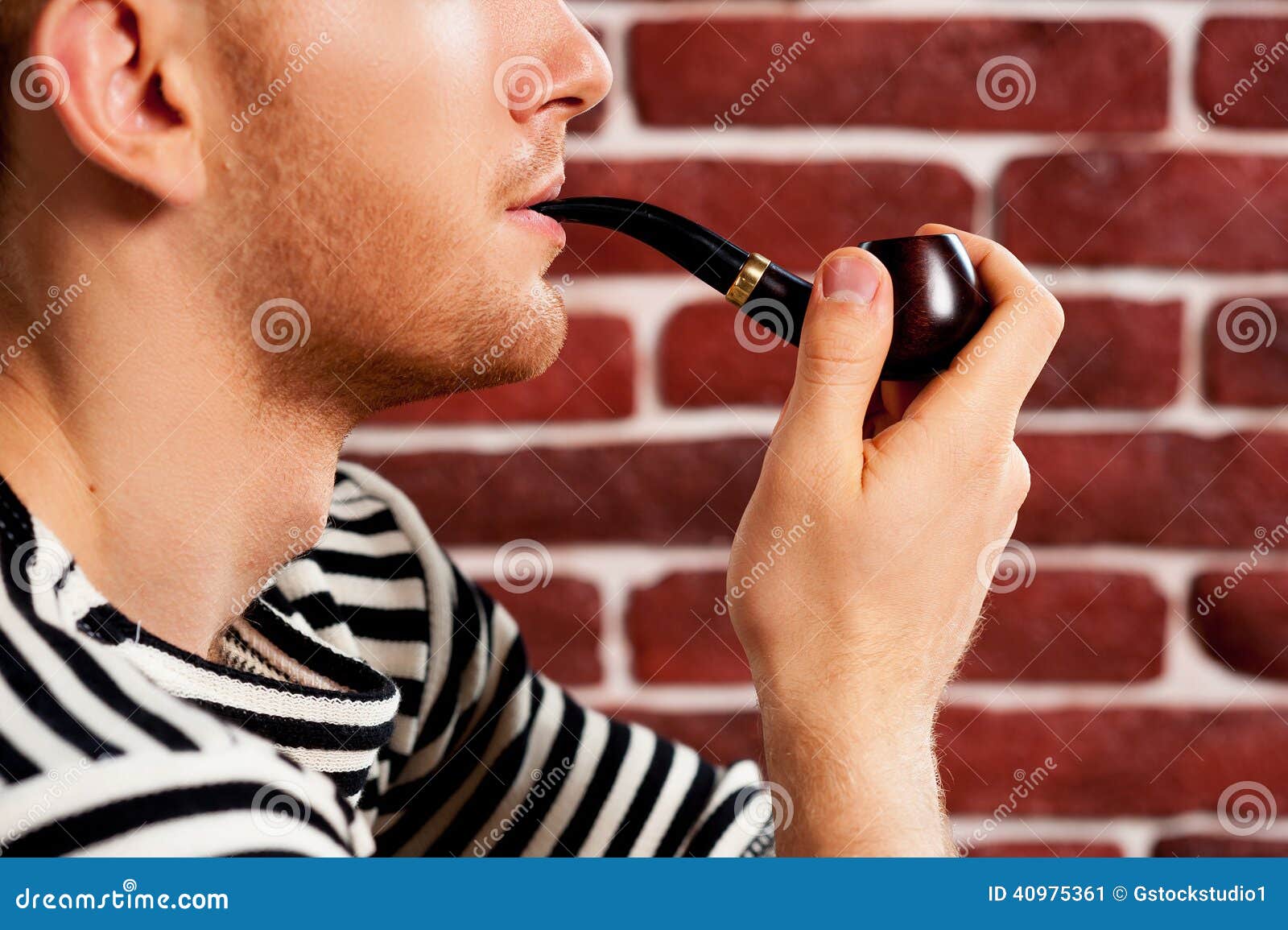 Het roken van een pijp stock afbeelding. Image of spatie - 40975361