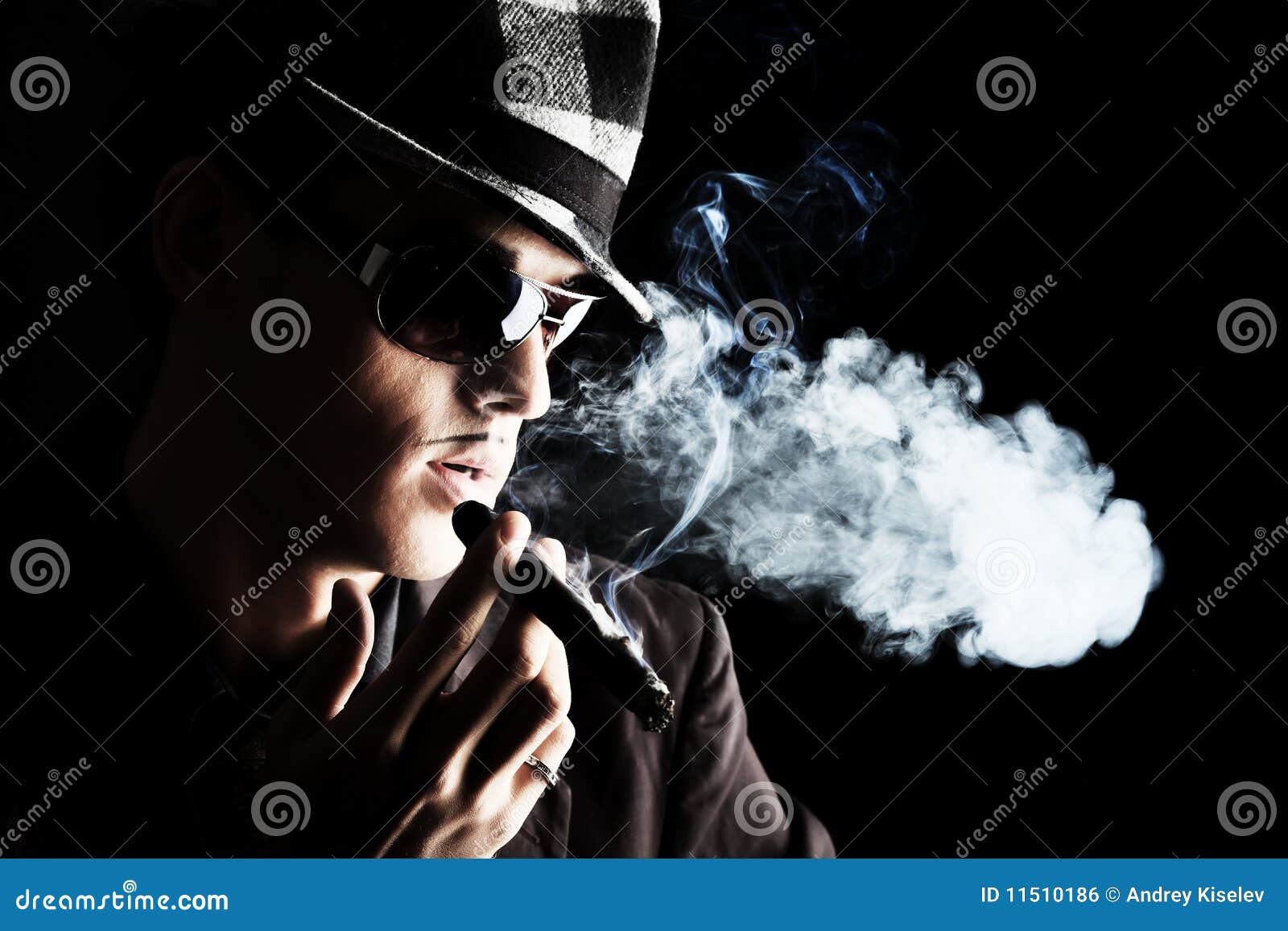 Het roken van een sigaar stock foto. Image of artistiek - 11510186