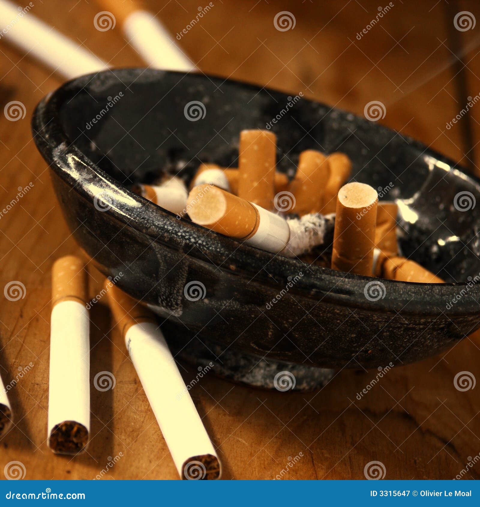 Het roken van een sigaret stock afbeelding. Image of rook - 3315647