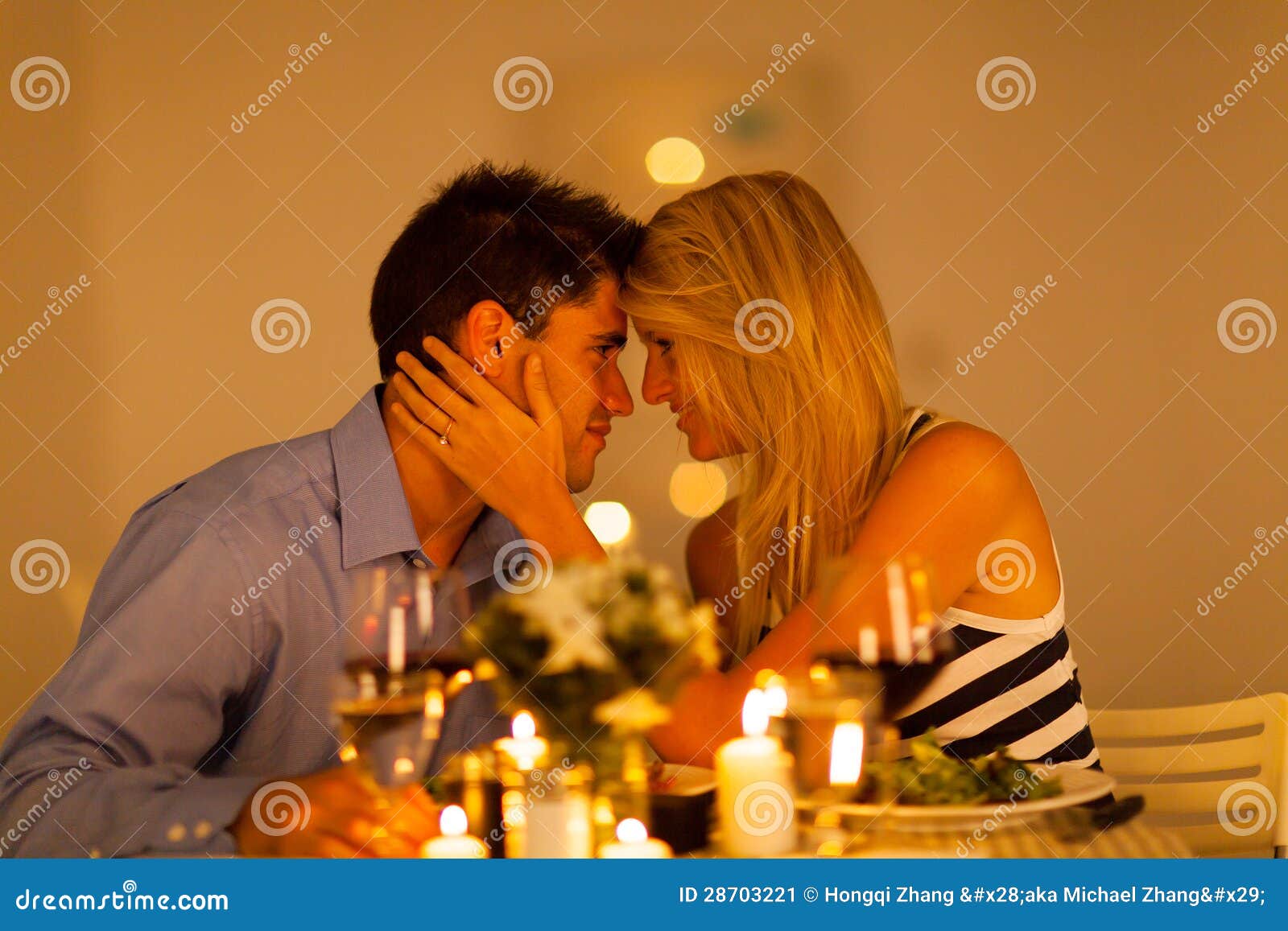 Het Romantische Diner Van Het Paar Stock Afbeelding - Image of zorg ...