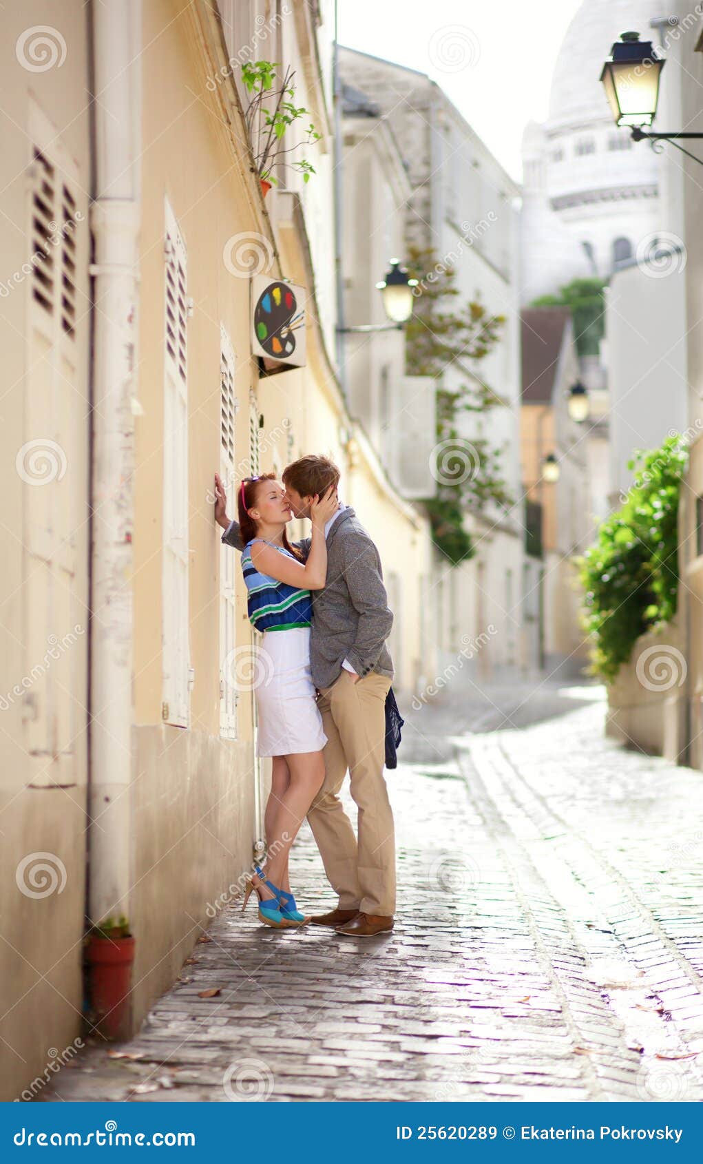 Het Romantische Paar Kussen Stock Afbeelding - Image of levensstijl ...