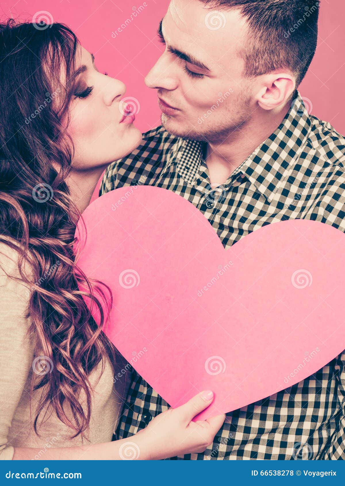 Het Romantische Paar Kussen Het Concept Van De Liefde Stock Foto ...