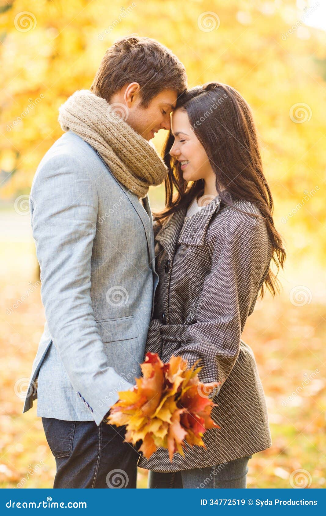 Het Romantische Paar Kussen in Het De Herfstpark Stock Afbeelding ...