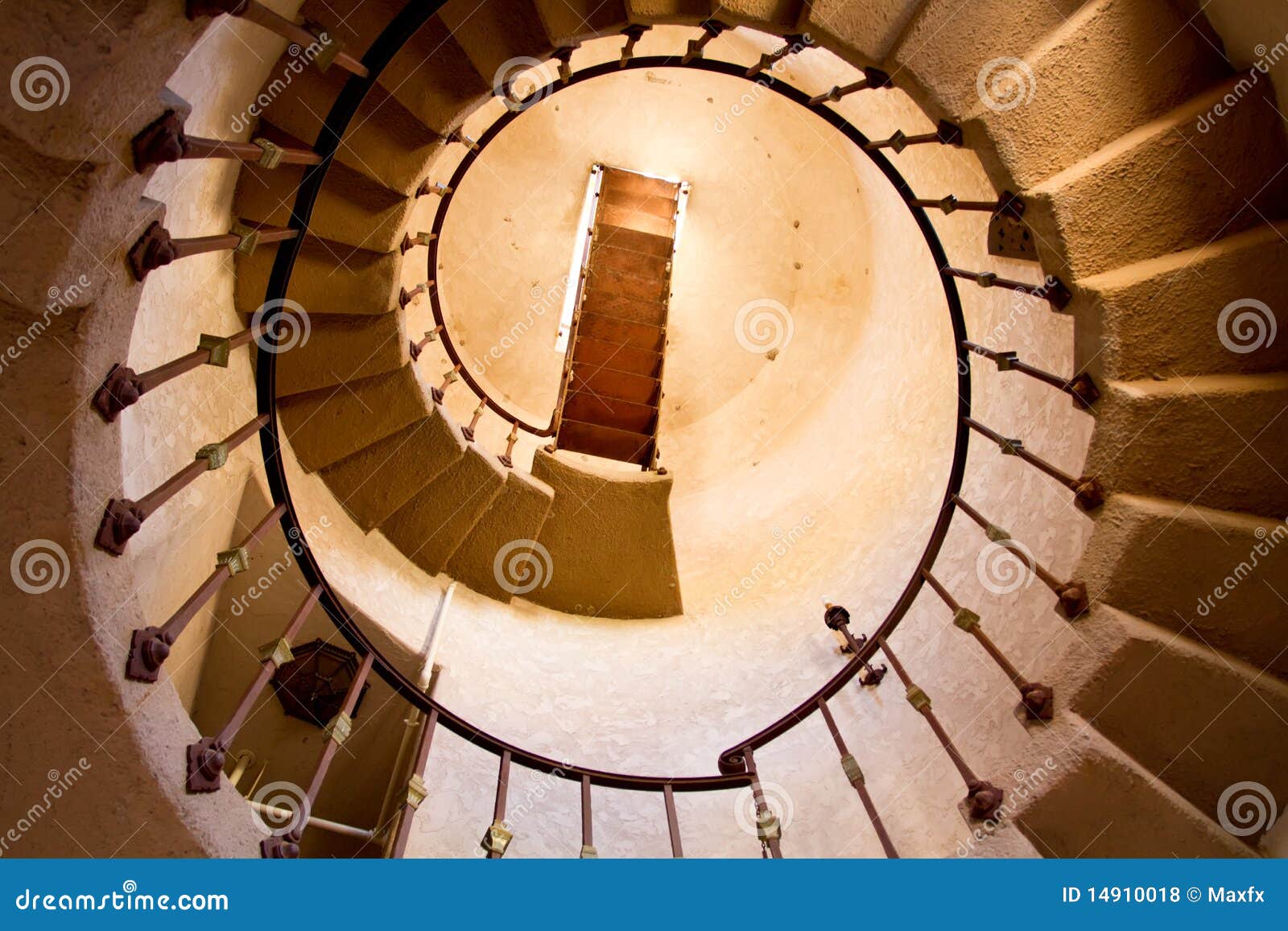 Het Ronde Oude Trap Uitgaan Stock Foto - Image of schaduw, trap: 14910018