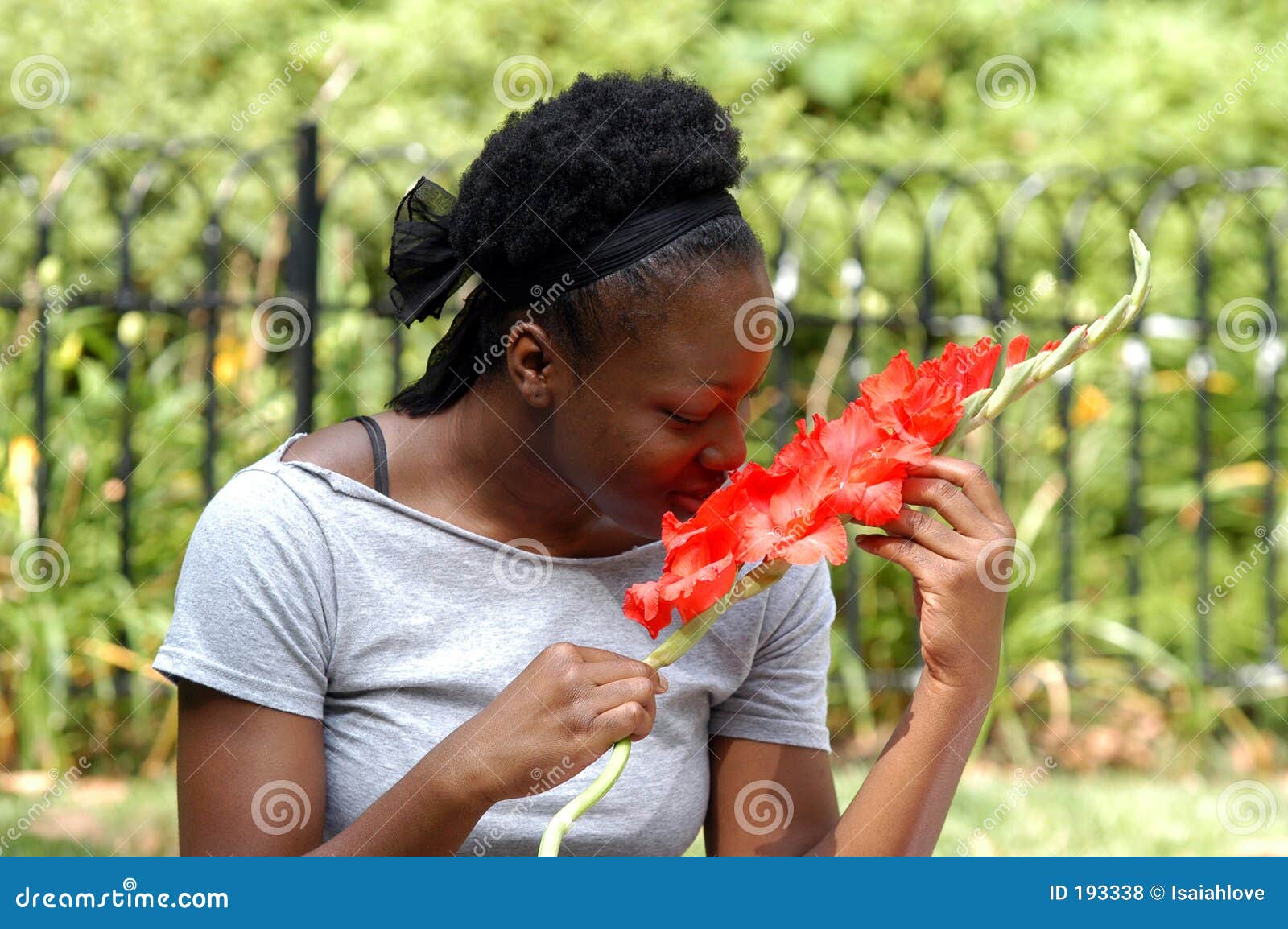 Het ruiken van de bloemen stock foto. Image of schoonheid - 193338