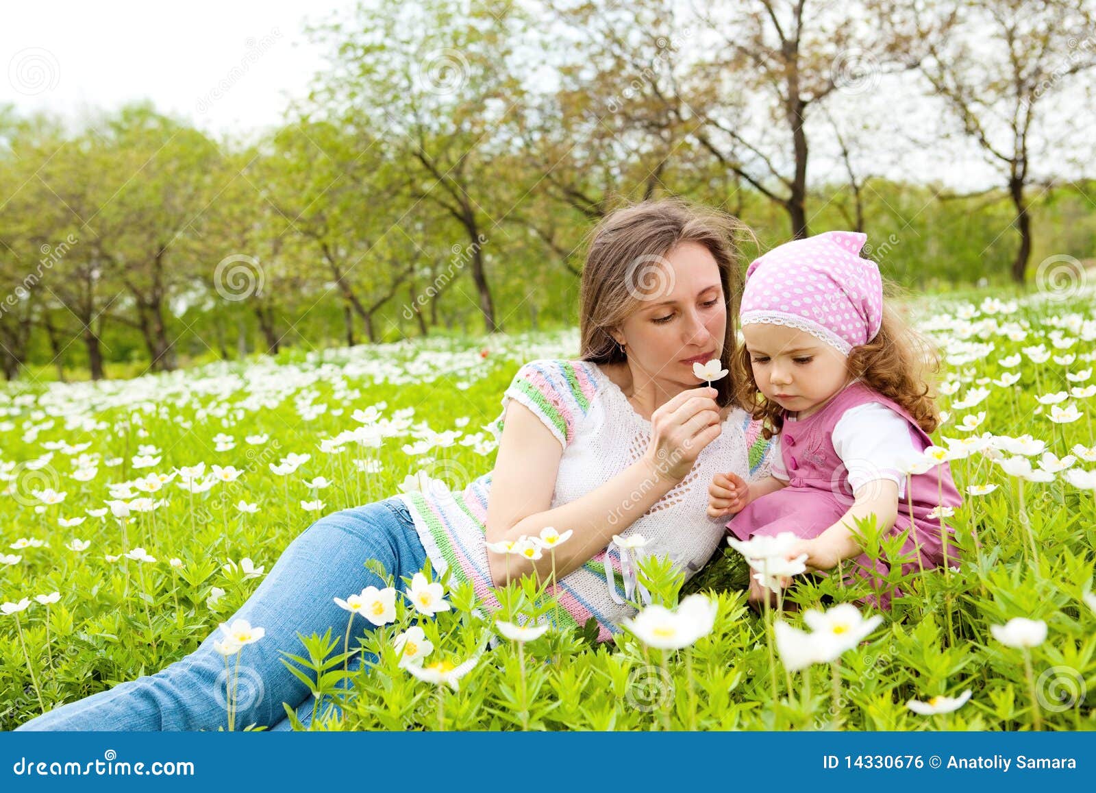 Het ruiken van een bloem stock foto. Image of groen, mensen - 14330676