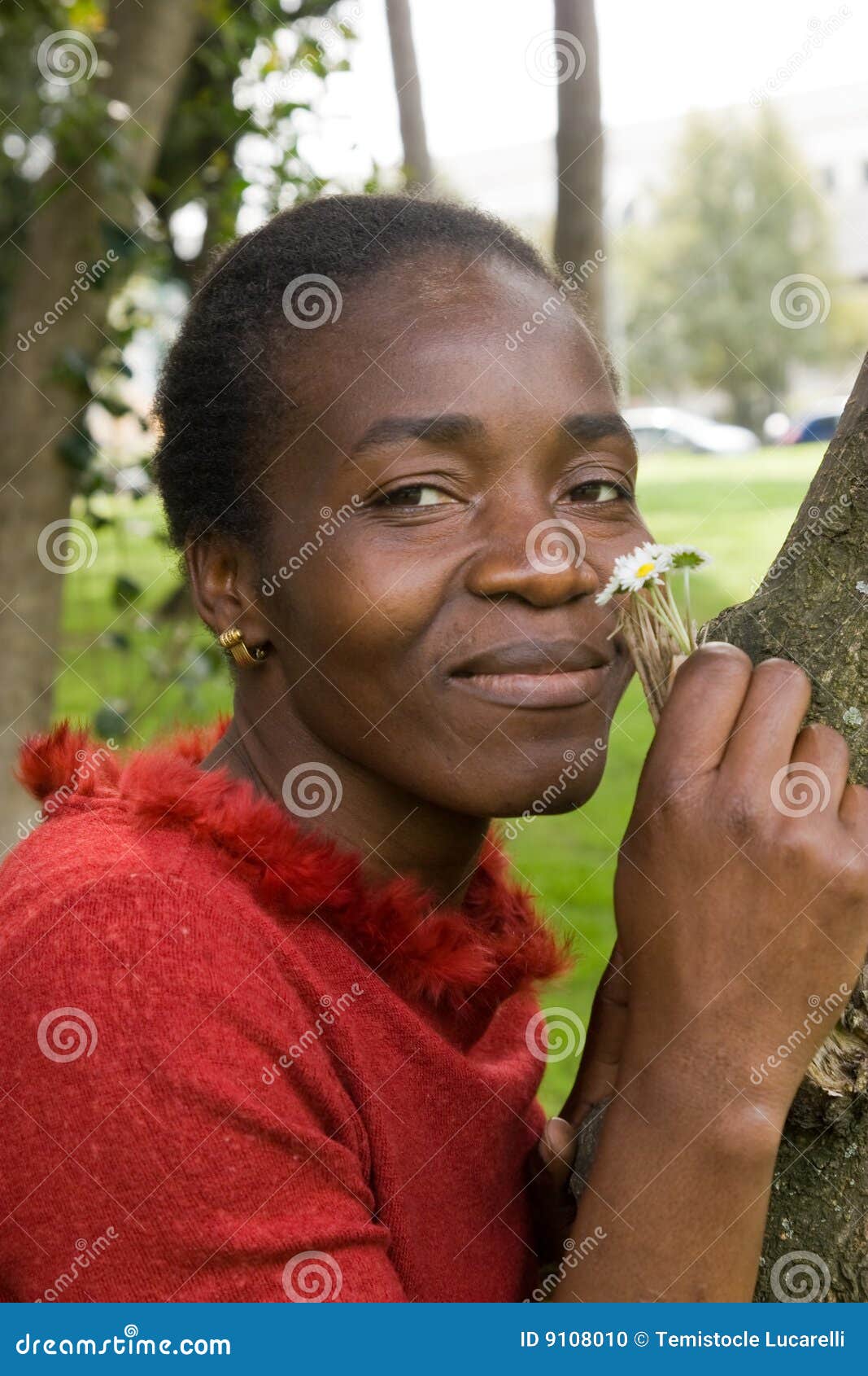 Het ruiken van een bloem stock foto. Image of bruin, rood - 9108010
