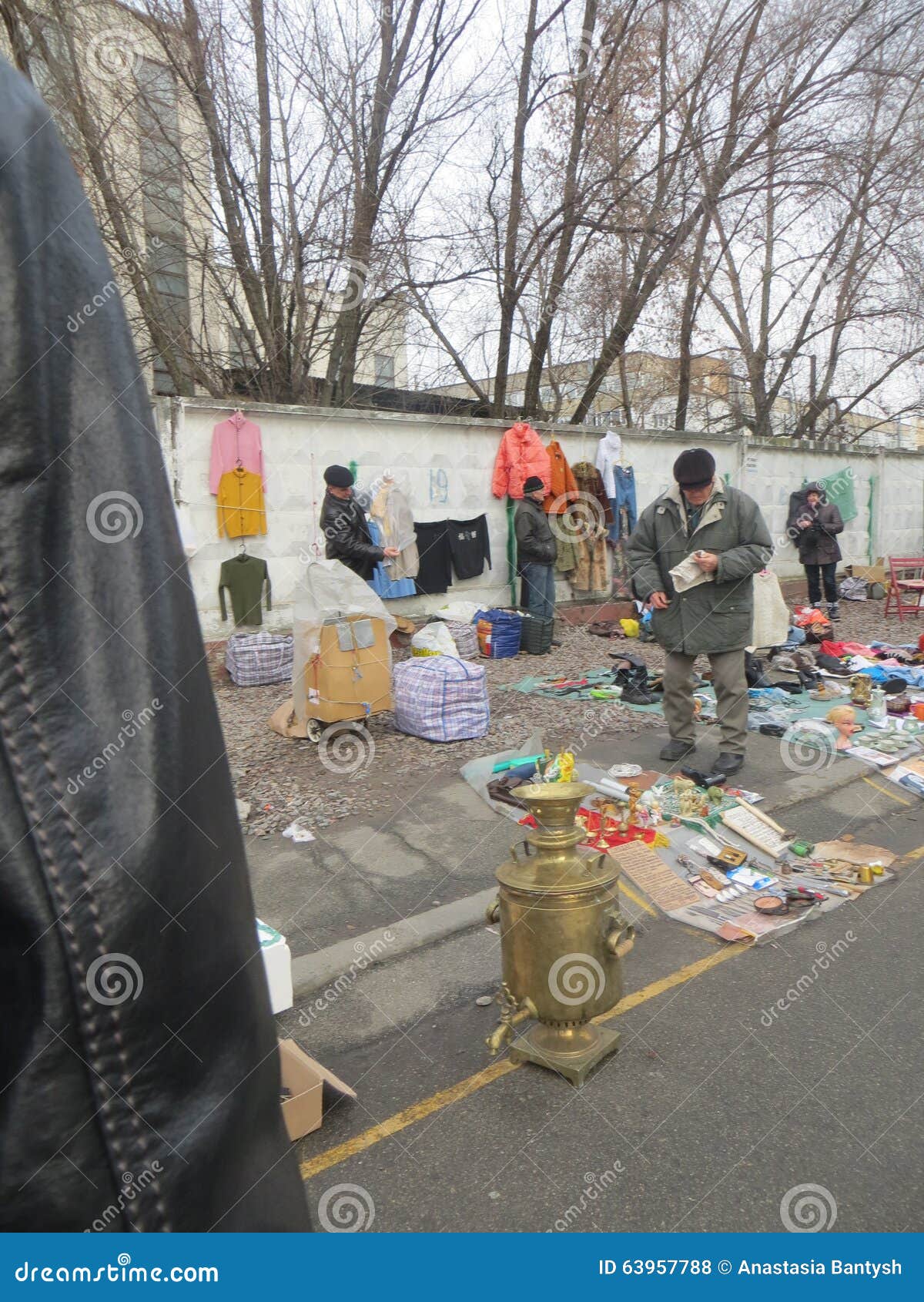 Het ruilmiddel komt samen redactionele stock foto. Image of mening ...