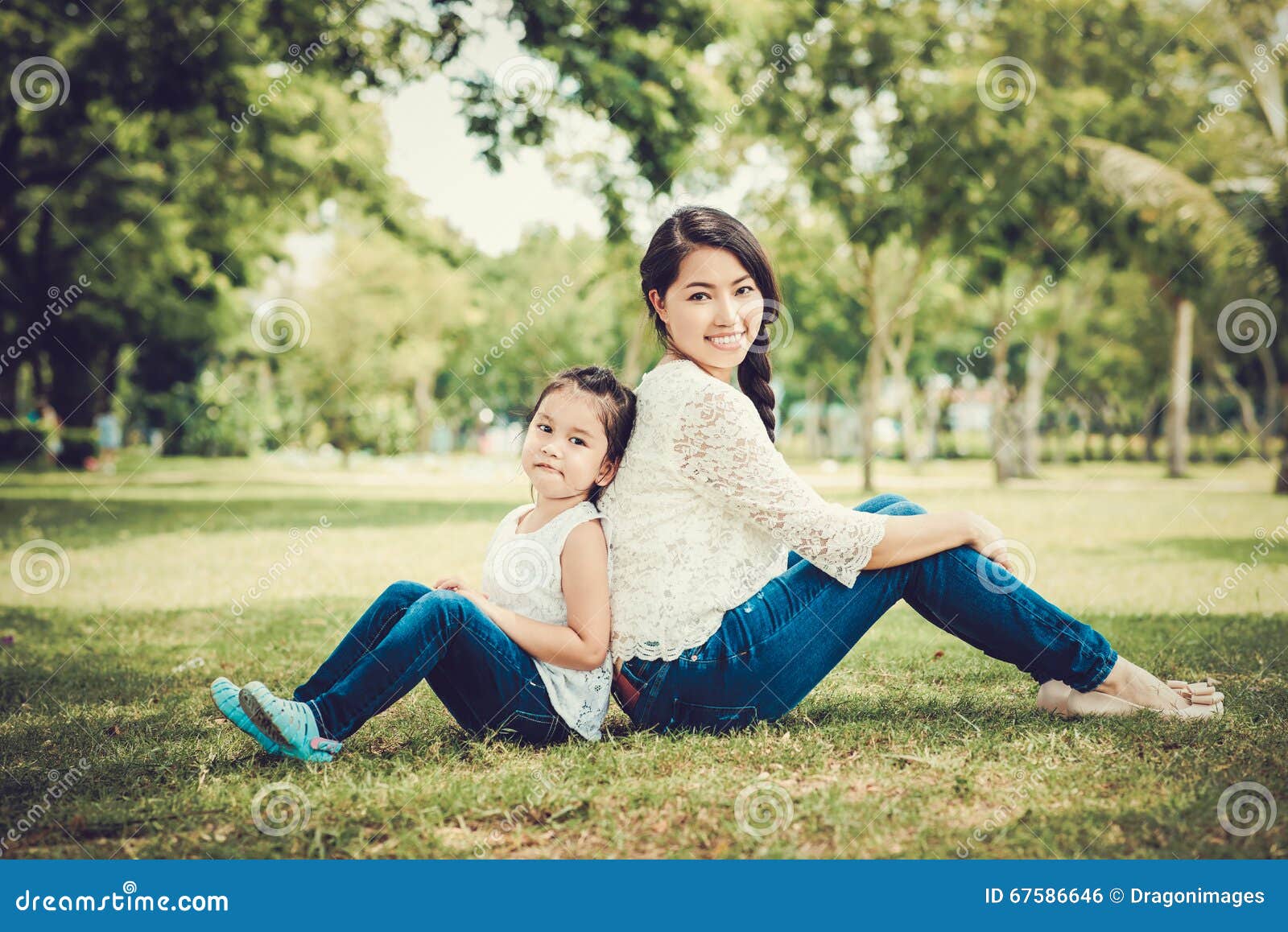 Het rusten in park stock foto. Image of zitting, positief - 67586646