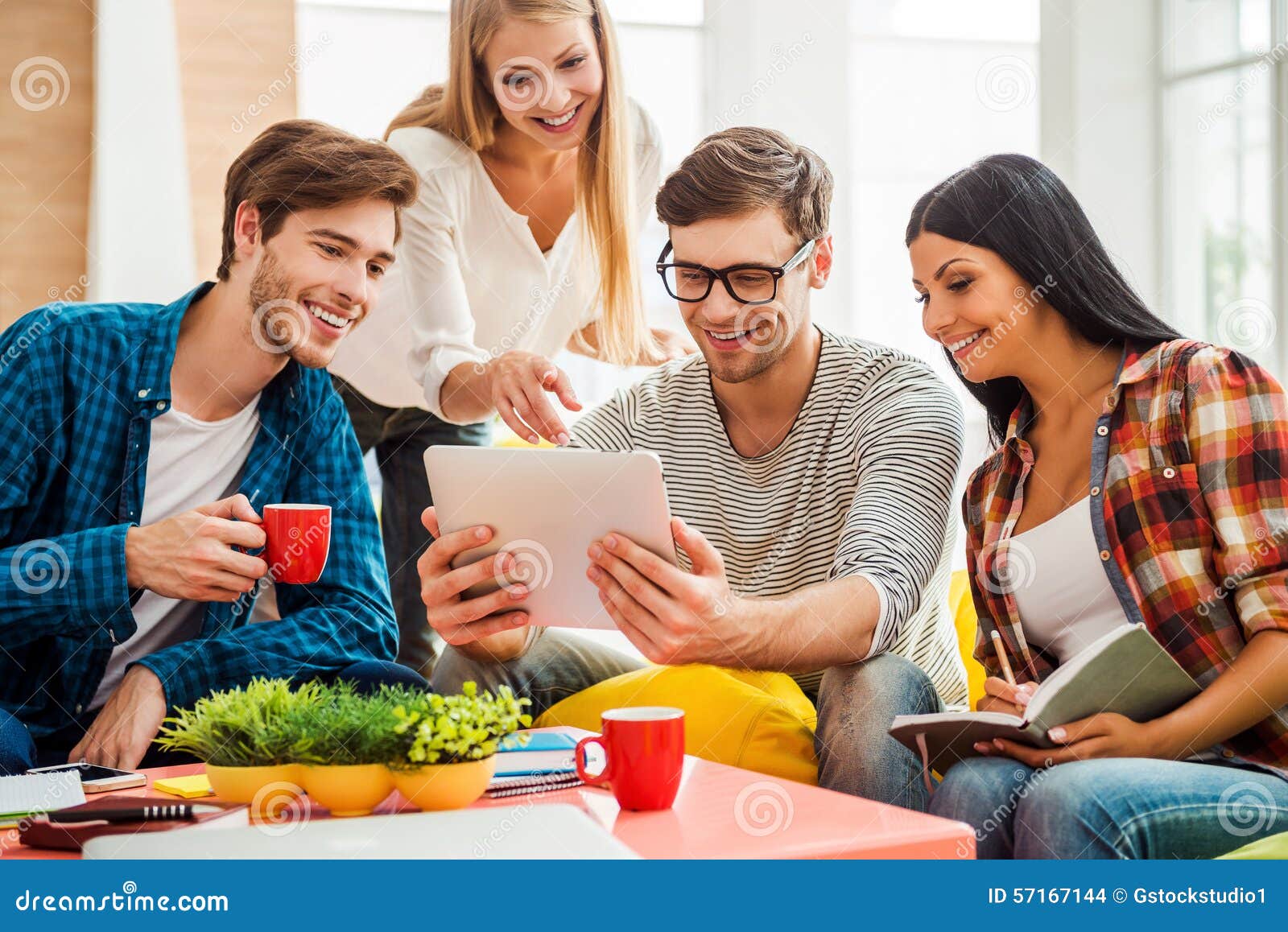 Het Samenwerken Aan Creatief Project Stock Foto - Image of samenwerking ...