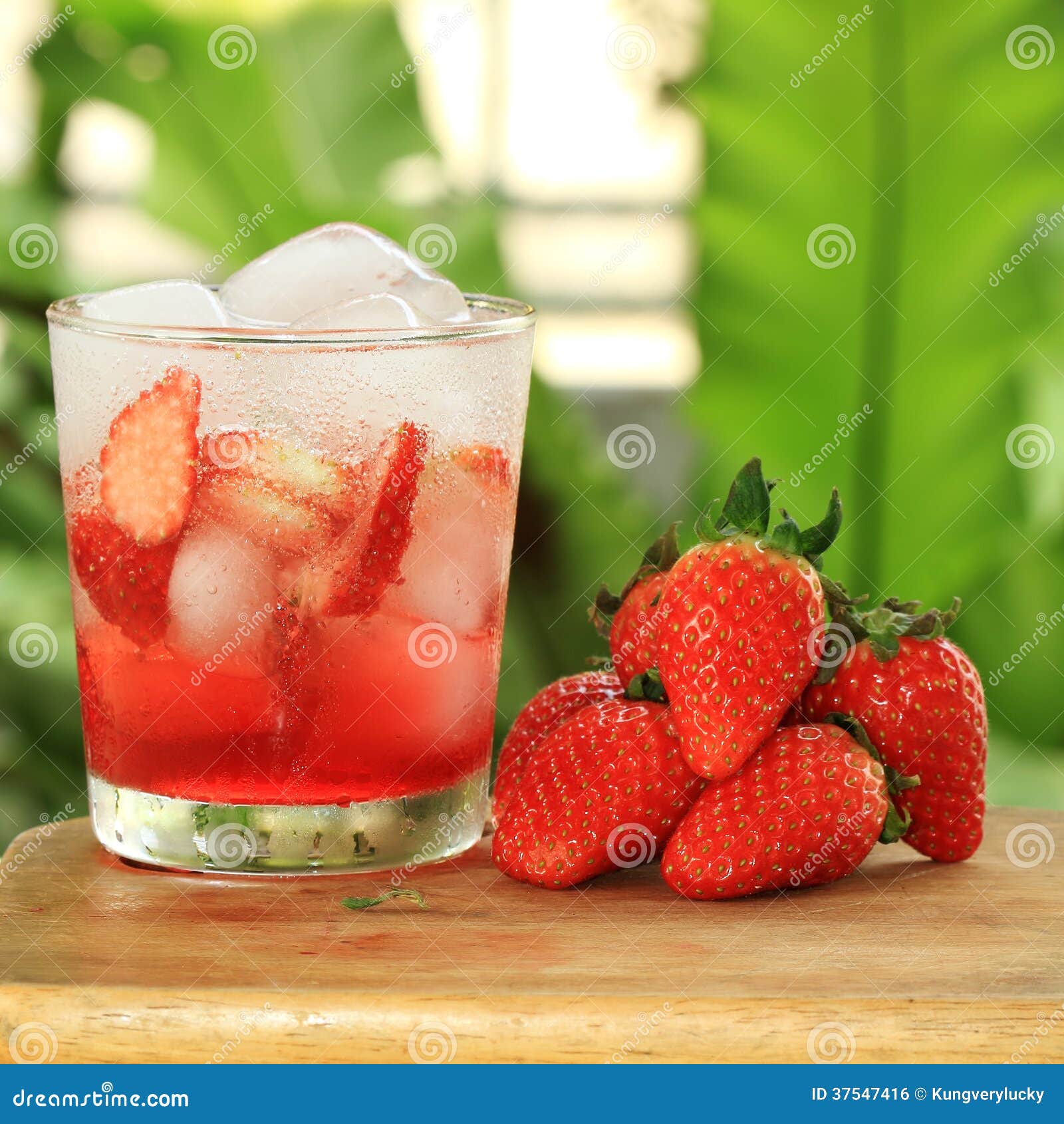 Het sap van de aardbeisoda stock foto. Image of kleur - 37547416