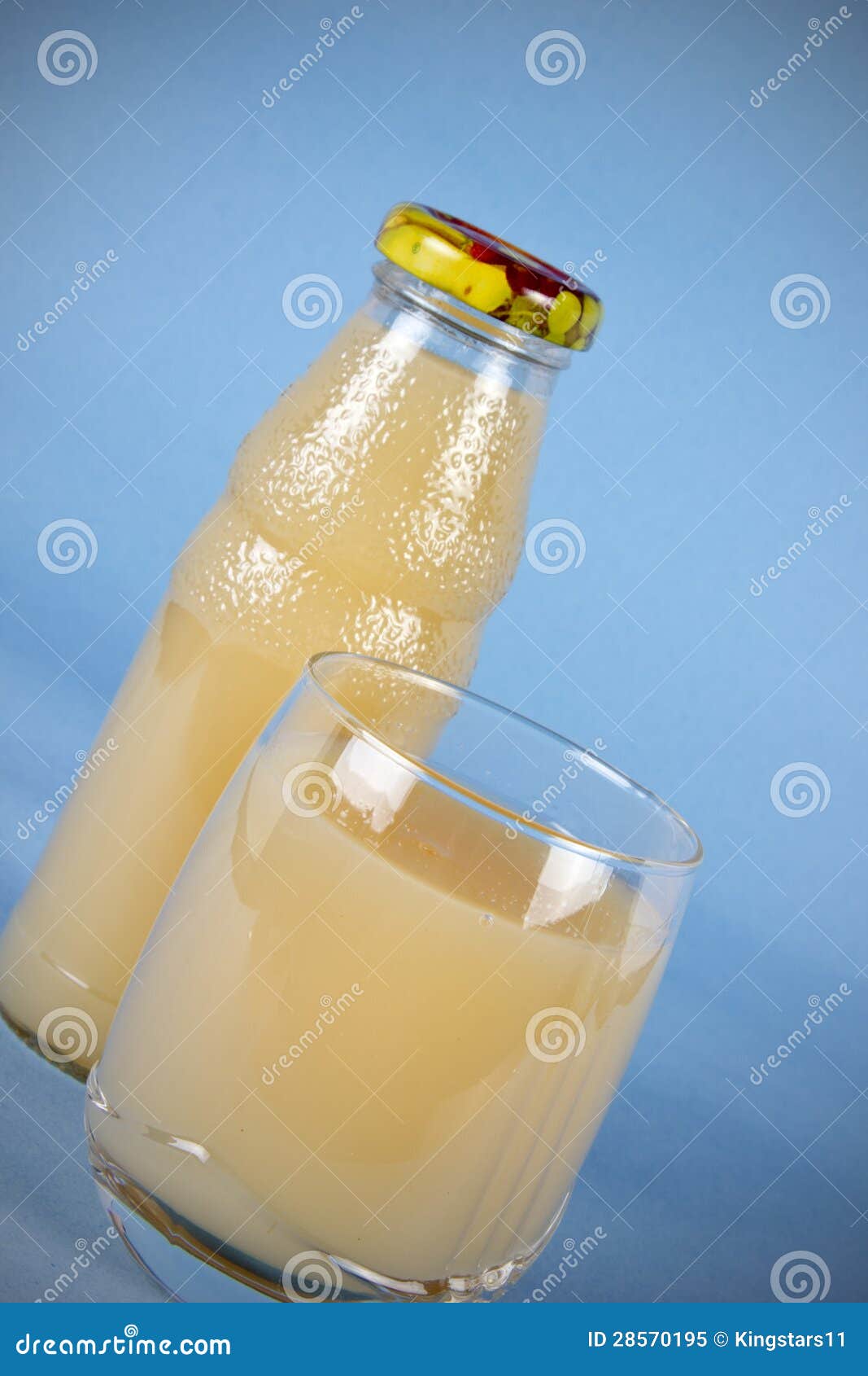 Het Sap Van De Guave in Fles En Smallglass Stock Afbeelding - Image of ...