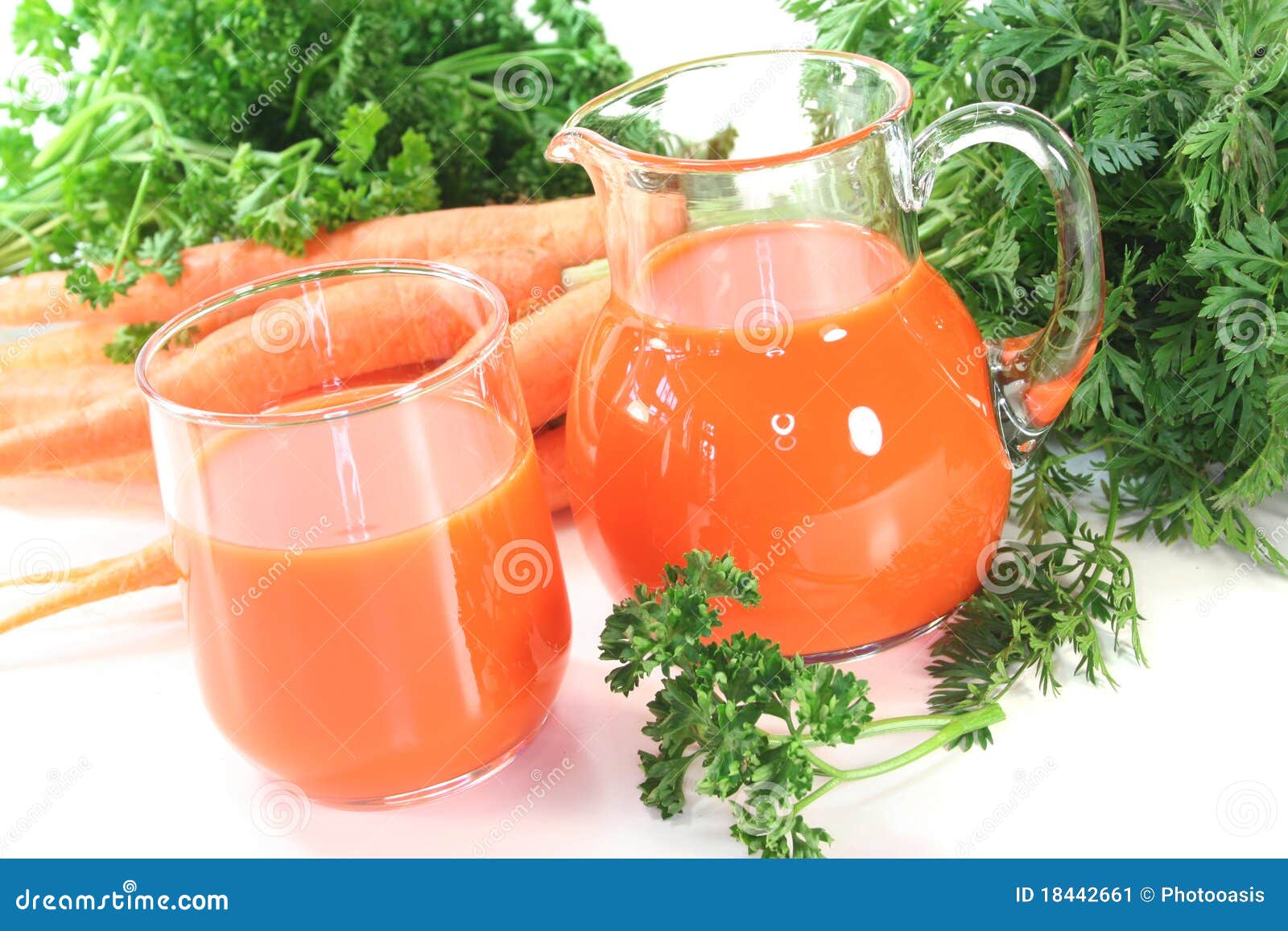 Het sap van de wortel stock afbeelding. Image of groen - 18442661