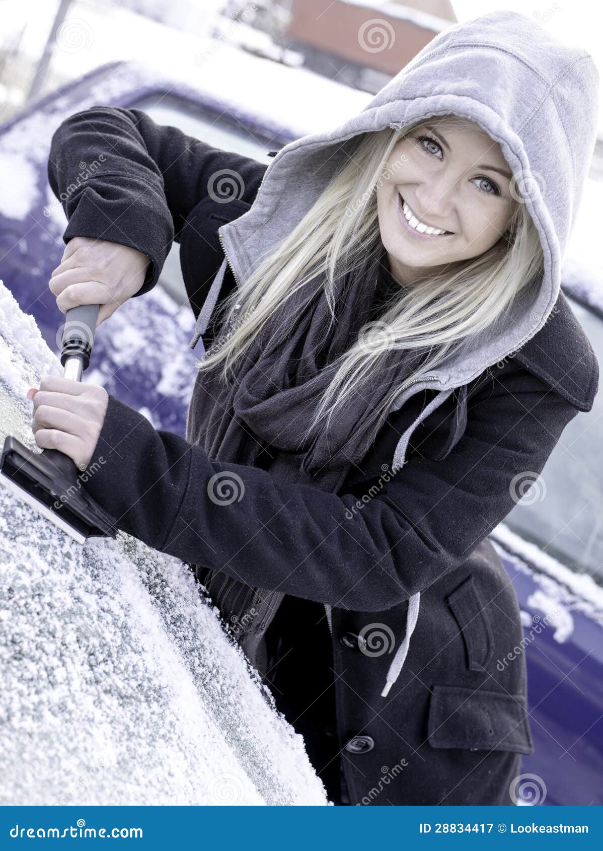 Het Schavende Ijs Van De Vrouw Stock Afbeelding - Image of zwart ...