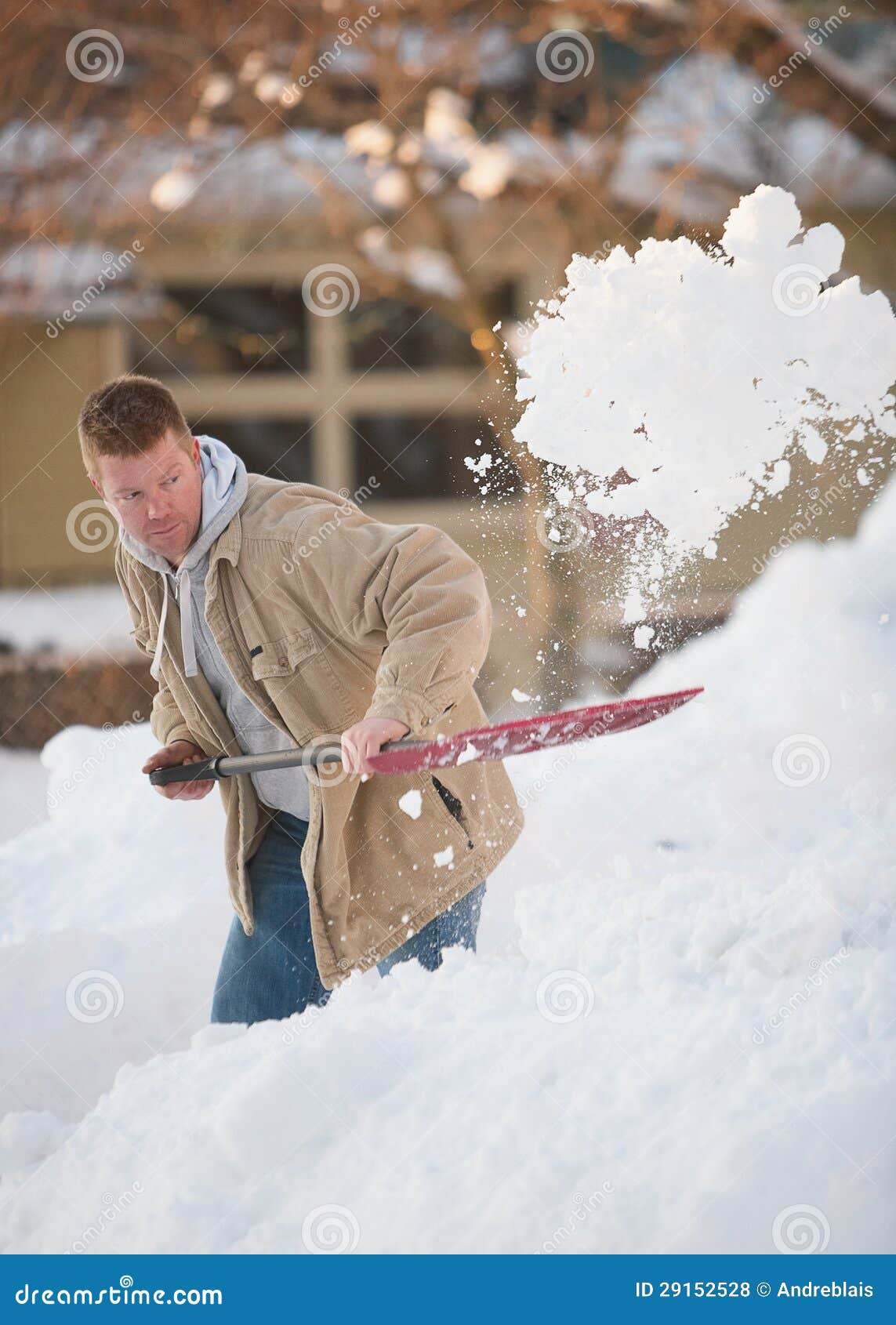 Het scheppen van sneeuw stock foto. Image of schoppen - 29152528