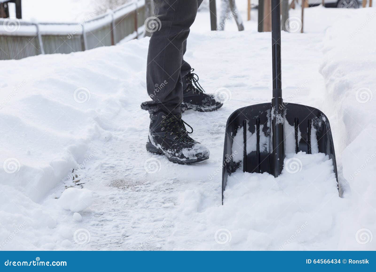 Het scheppen van Sneeuw stock foto. Image of vallen, schoppen - 64566434