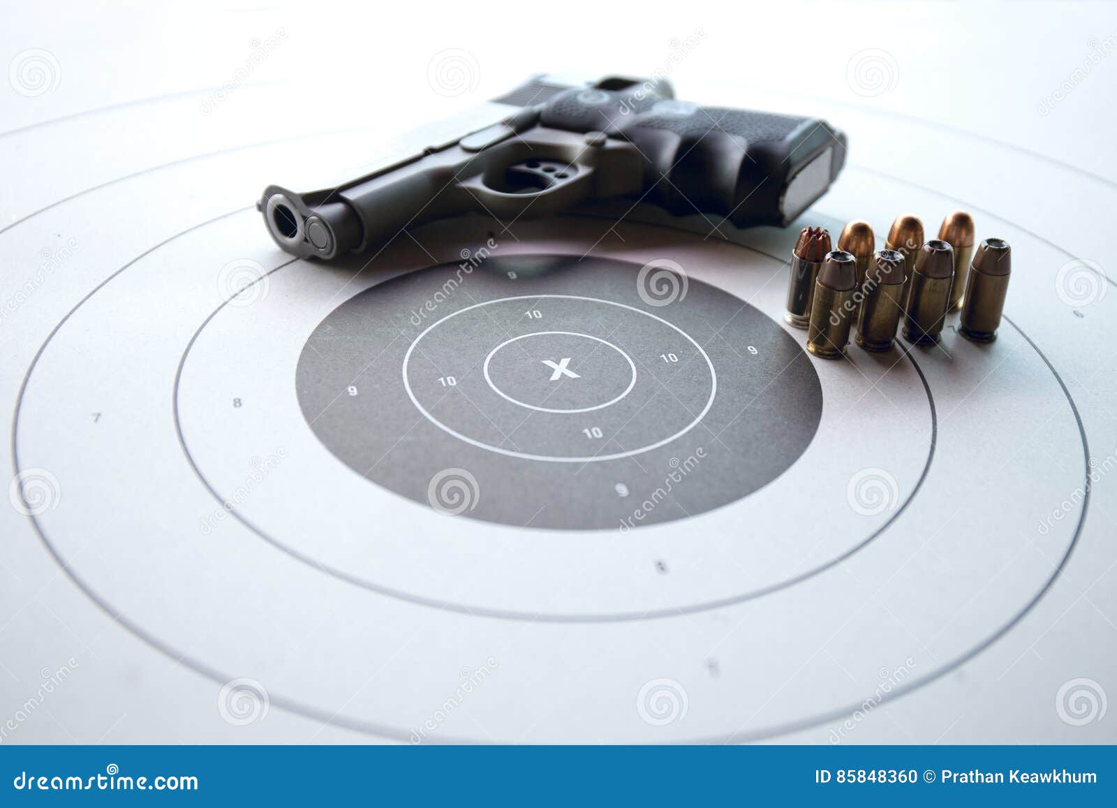 Het Schieten Van Doel Met Kanon En Kogel Stock Foto - Image of schieten ...
