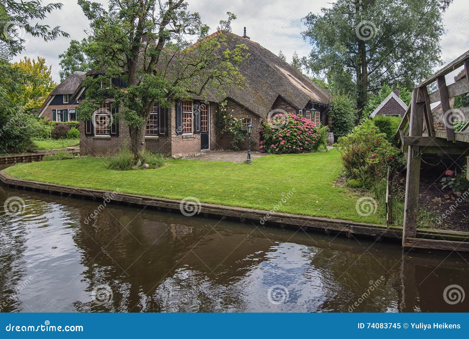 Het Schilderachtige Huis in Een Klein Dorp Redactionele Afbeelding ...