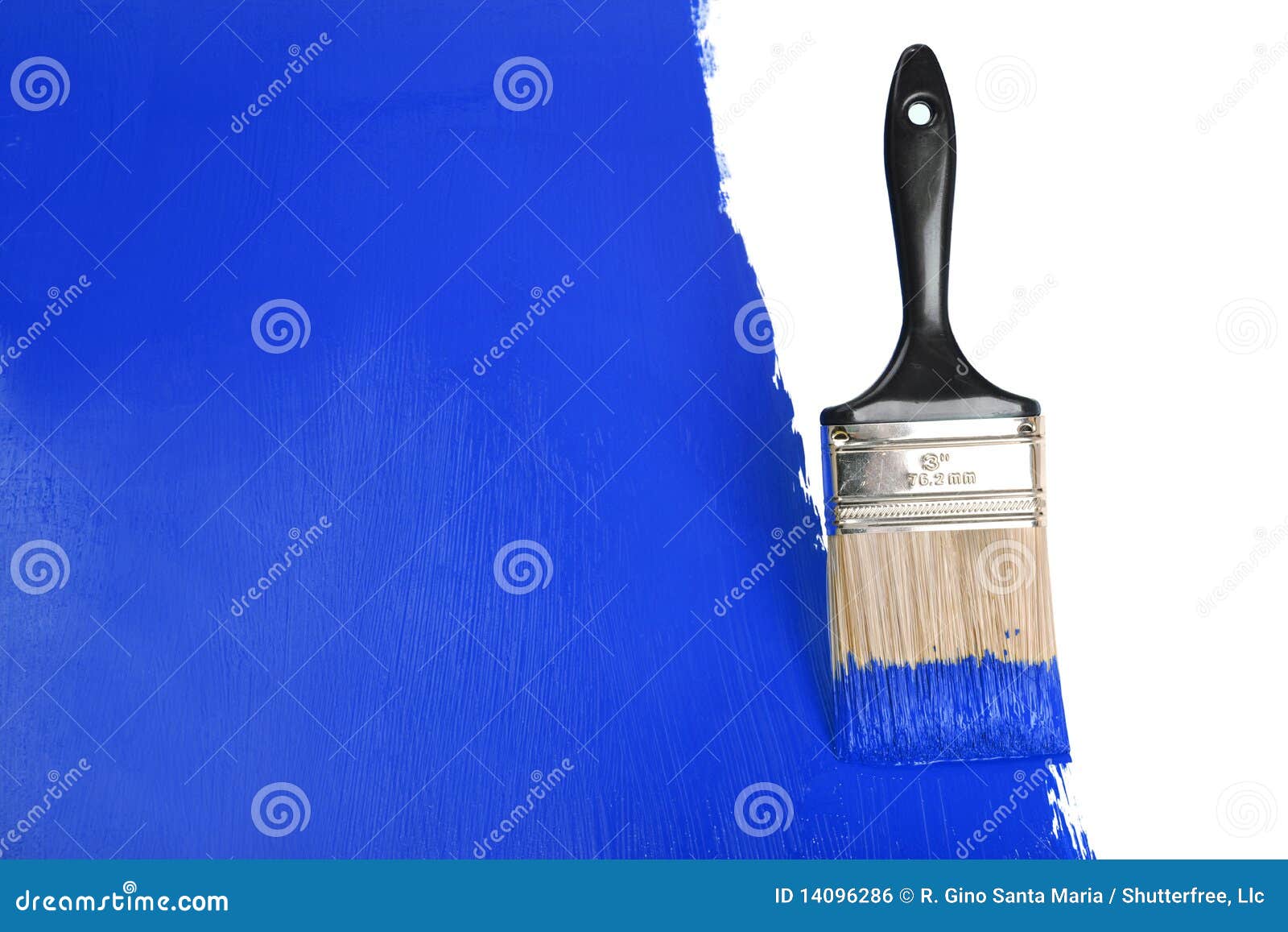 Het Schilderen Van De Borstel Muur Met Blauwe Verf Stock Foto - Image ...