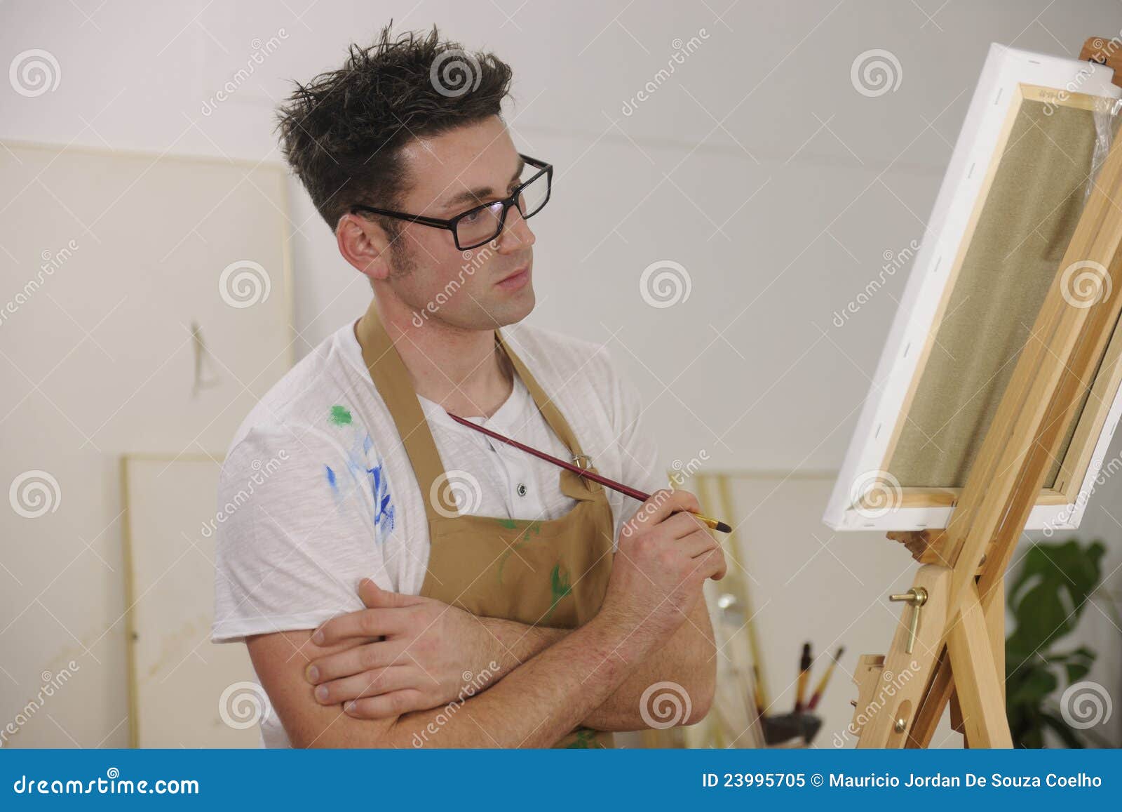 Het Schilderen Van De Kunstenaar Model Bij Kunststudio Stock Afbeelding ...