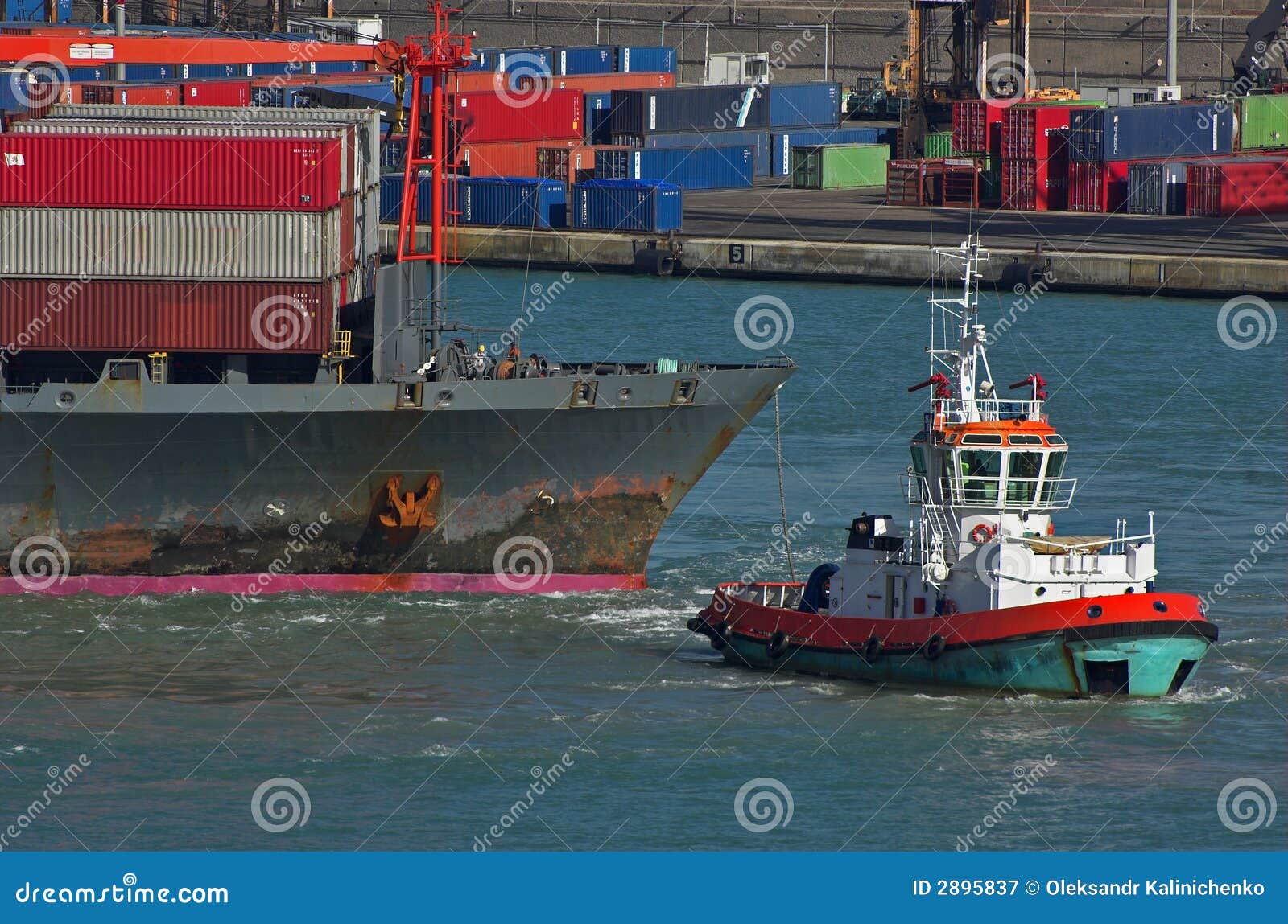Containerschip En Markeringsboot Picture. Image: 2895837