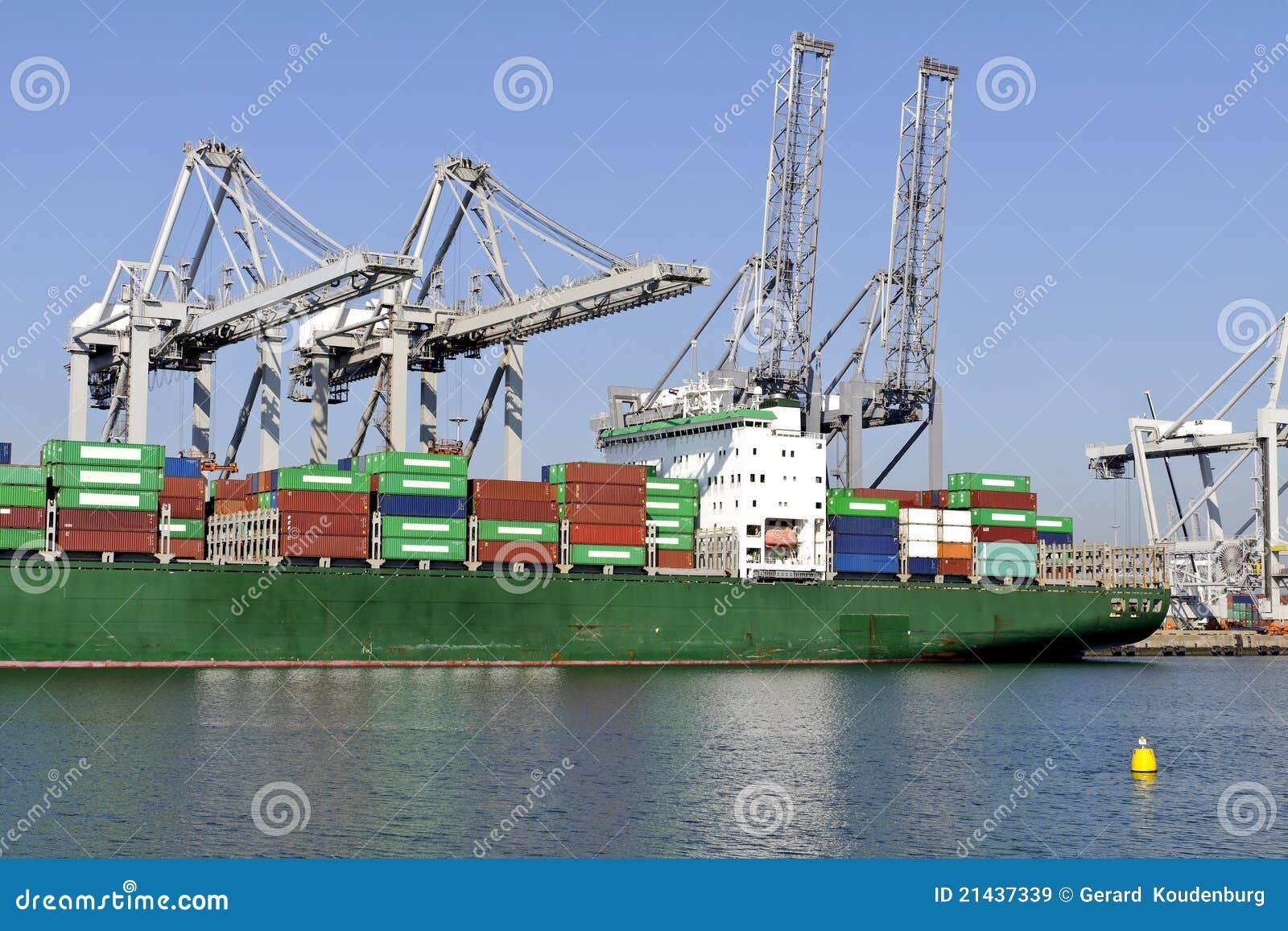 Het Schip Van De Container Het Leegmaken in De Haven Stock Afbeelding ...