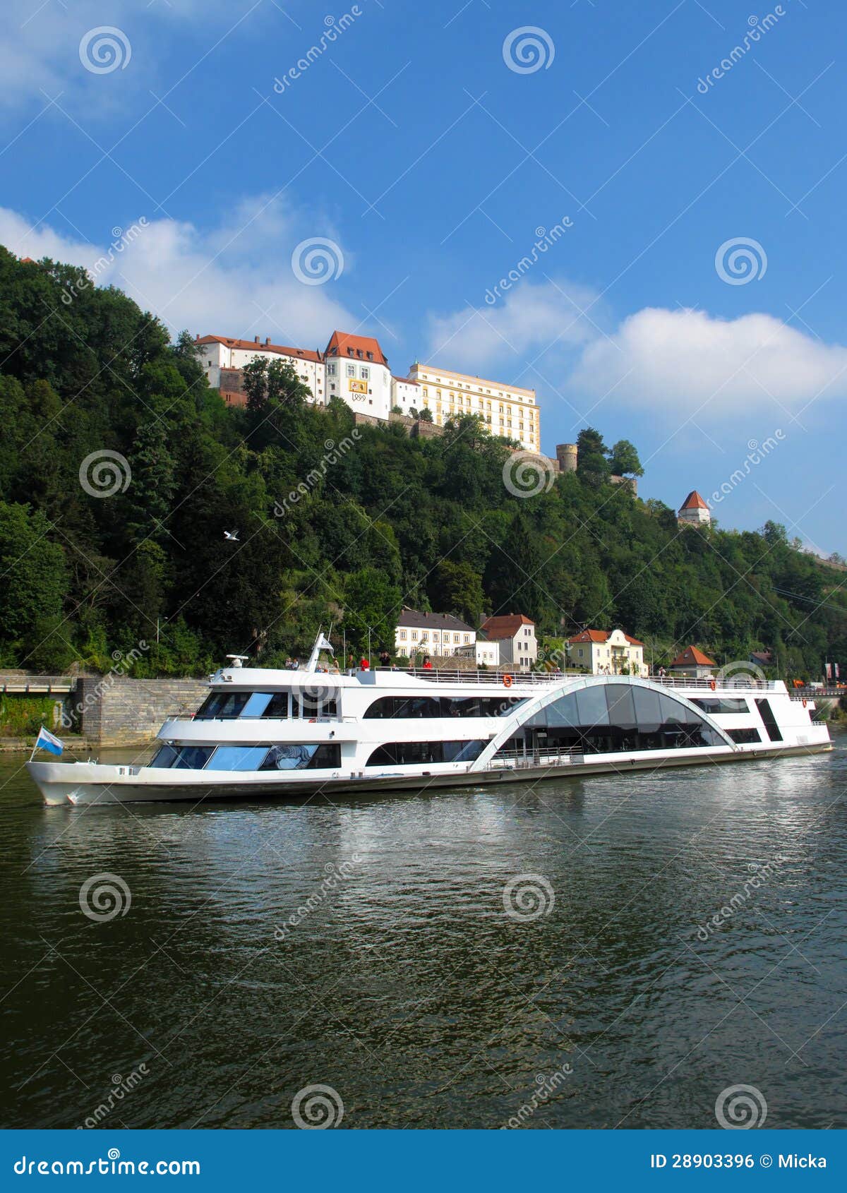 Het Schip Van De Cruise Op De Rivier Van Donau Stock Foto - Image of ...