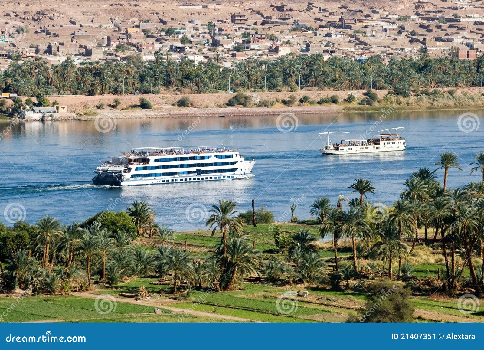 Het Schip Van De Cruise Op De Rivier Van Nijl Stock Afbeelding - Image ...