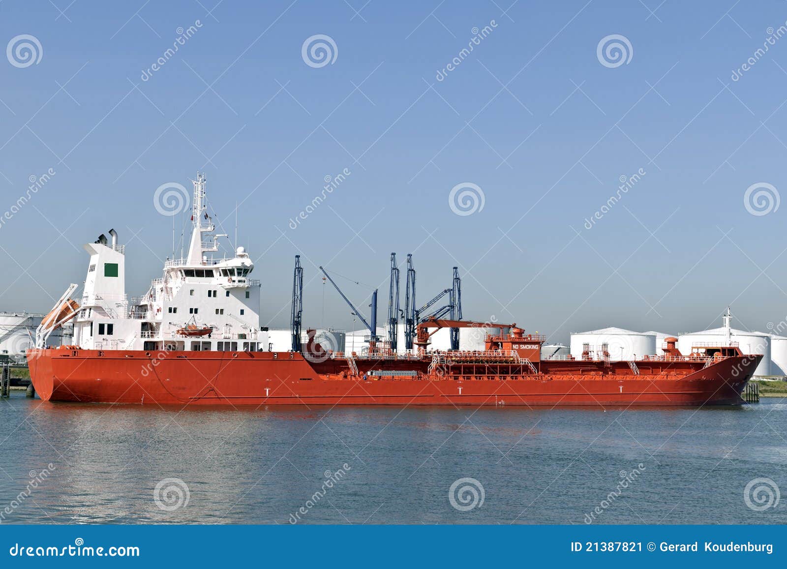 Het Schip Van De Olie En Van Het Gas in De Haven Stock Afbeelding ...