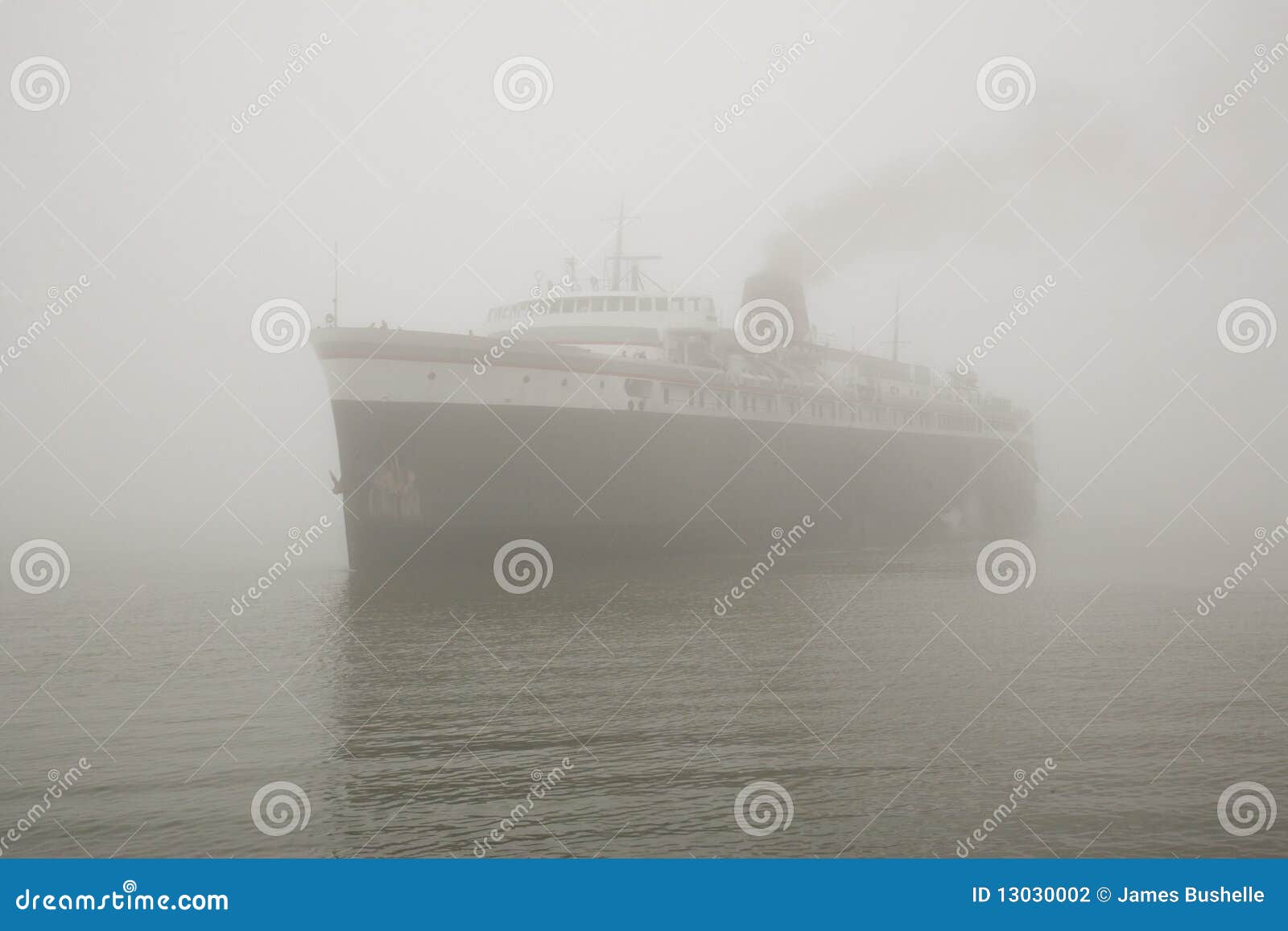 Het Schip Van De Stoom in Mist Stock Foto - Image of auto, veerboot ...