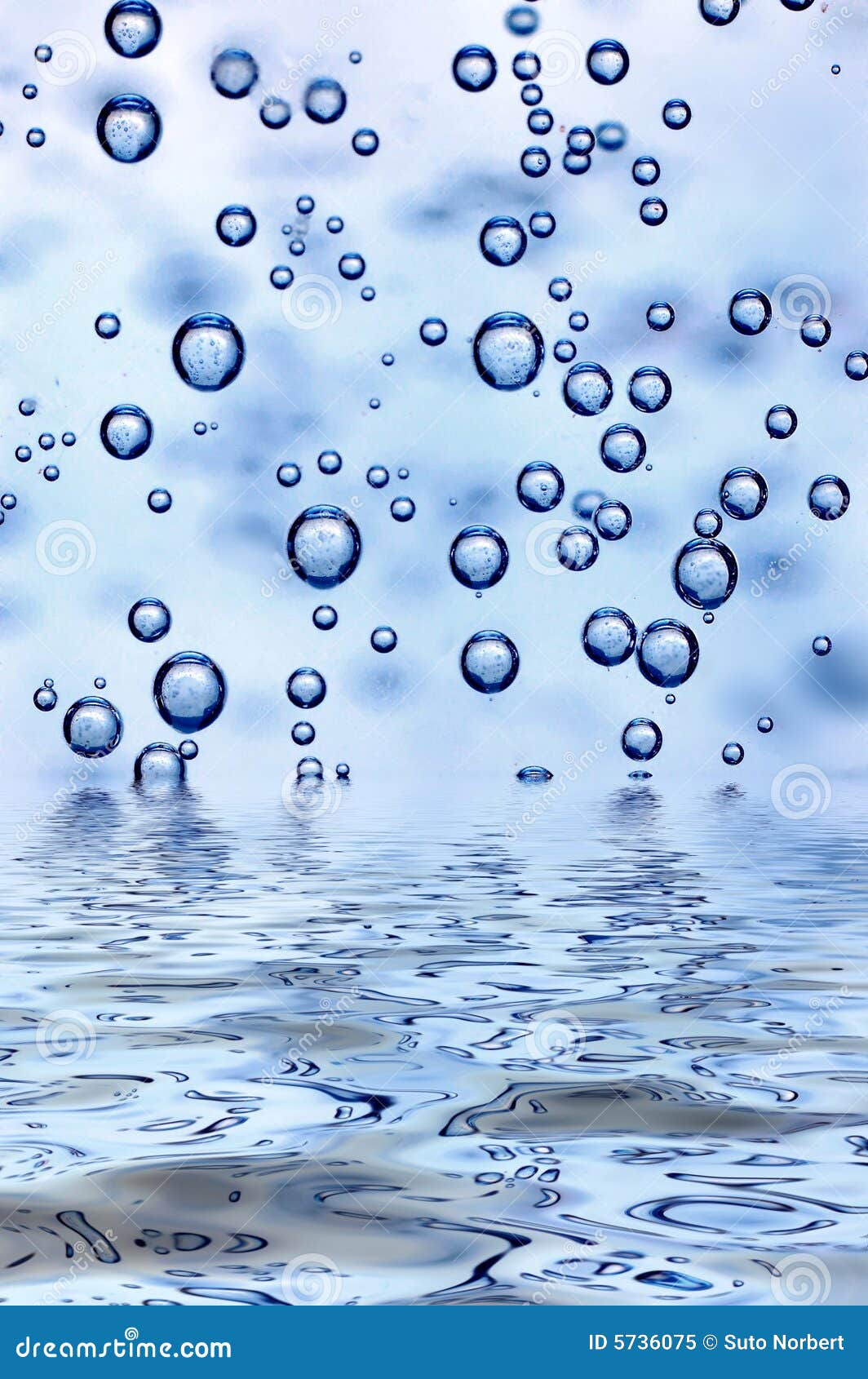 Het Schone Water En Het Water Borrelen in Blauw Stock Afbeelding ...