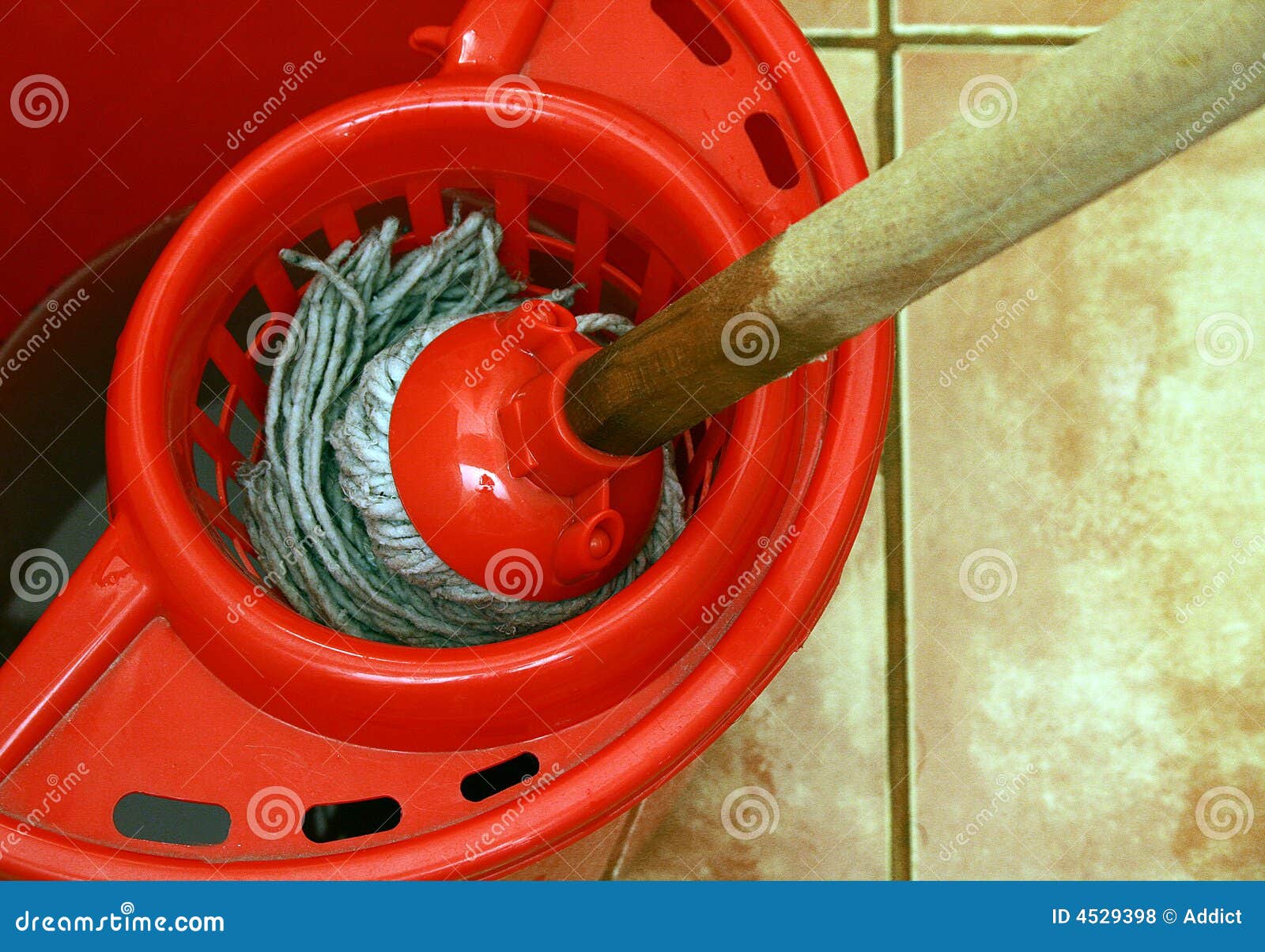 Het Schoonmaken Met Zwabber En Emmer Stock Foto - Image of schaakbord ...