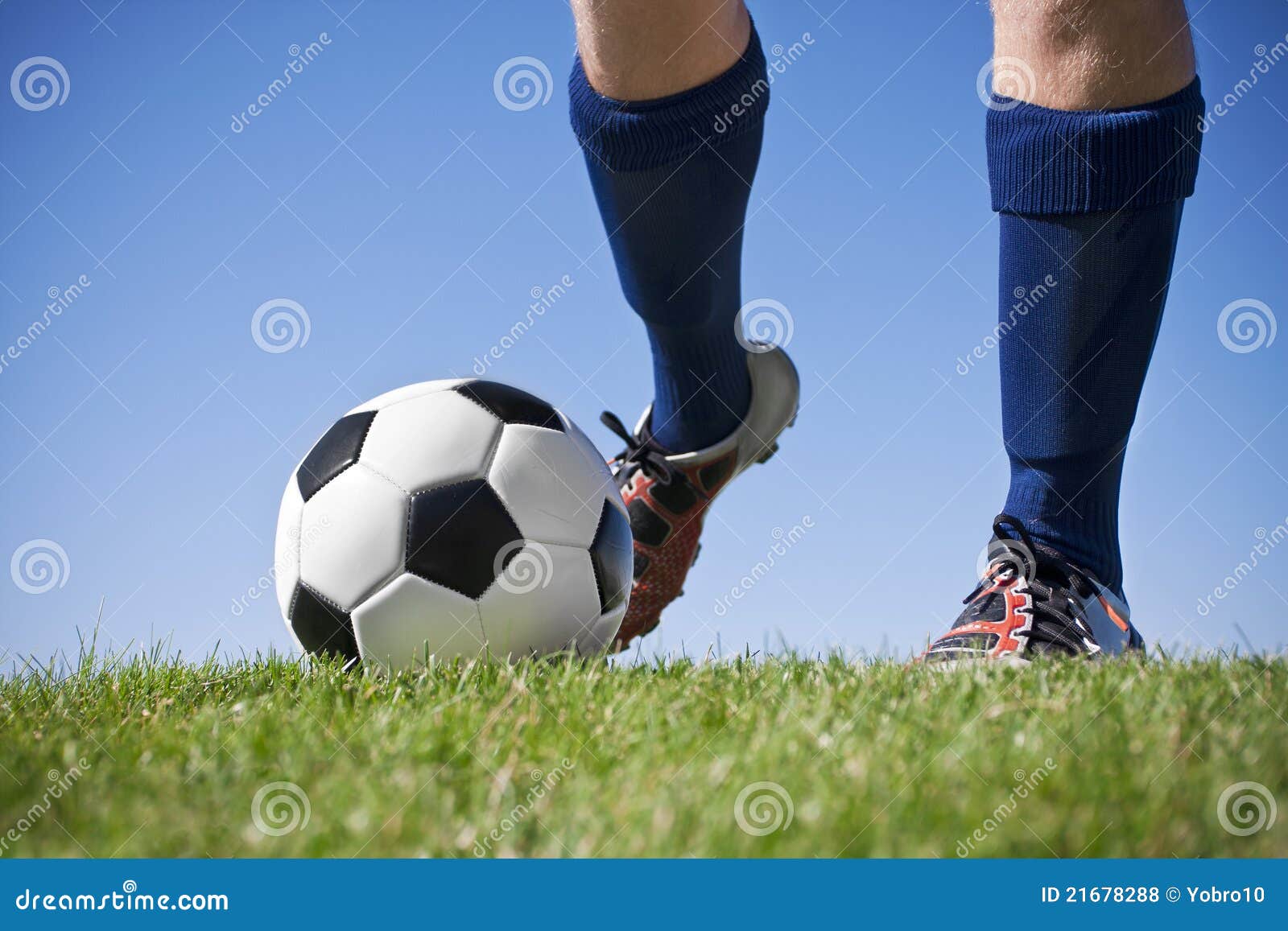 Het Schoppen Van De Voetbalbal Stock Foto - Image of apparatuur, gebied ...