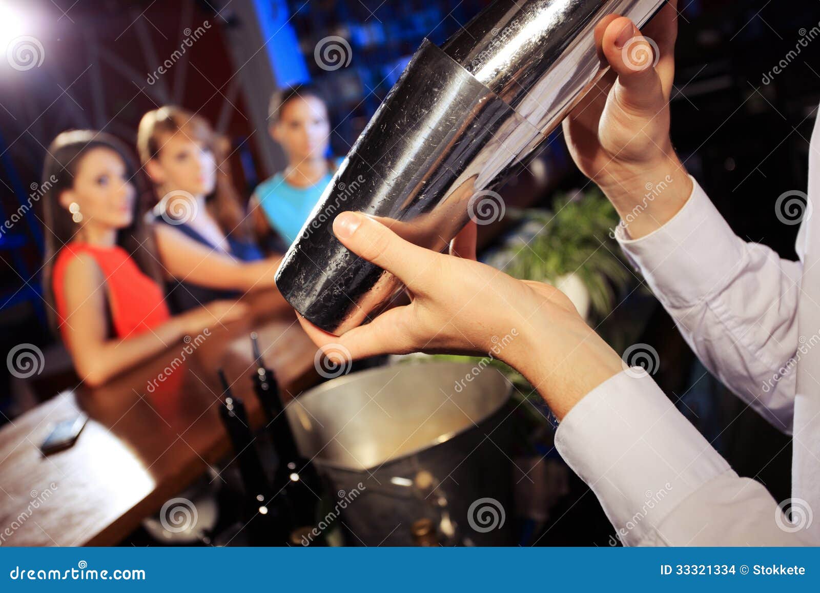 Het Schudden Van Een Cocktail Stock Foto - Image of horizontaal, kelner ...