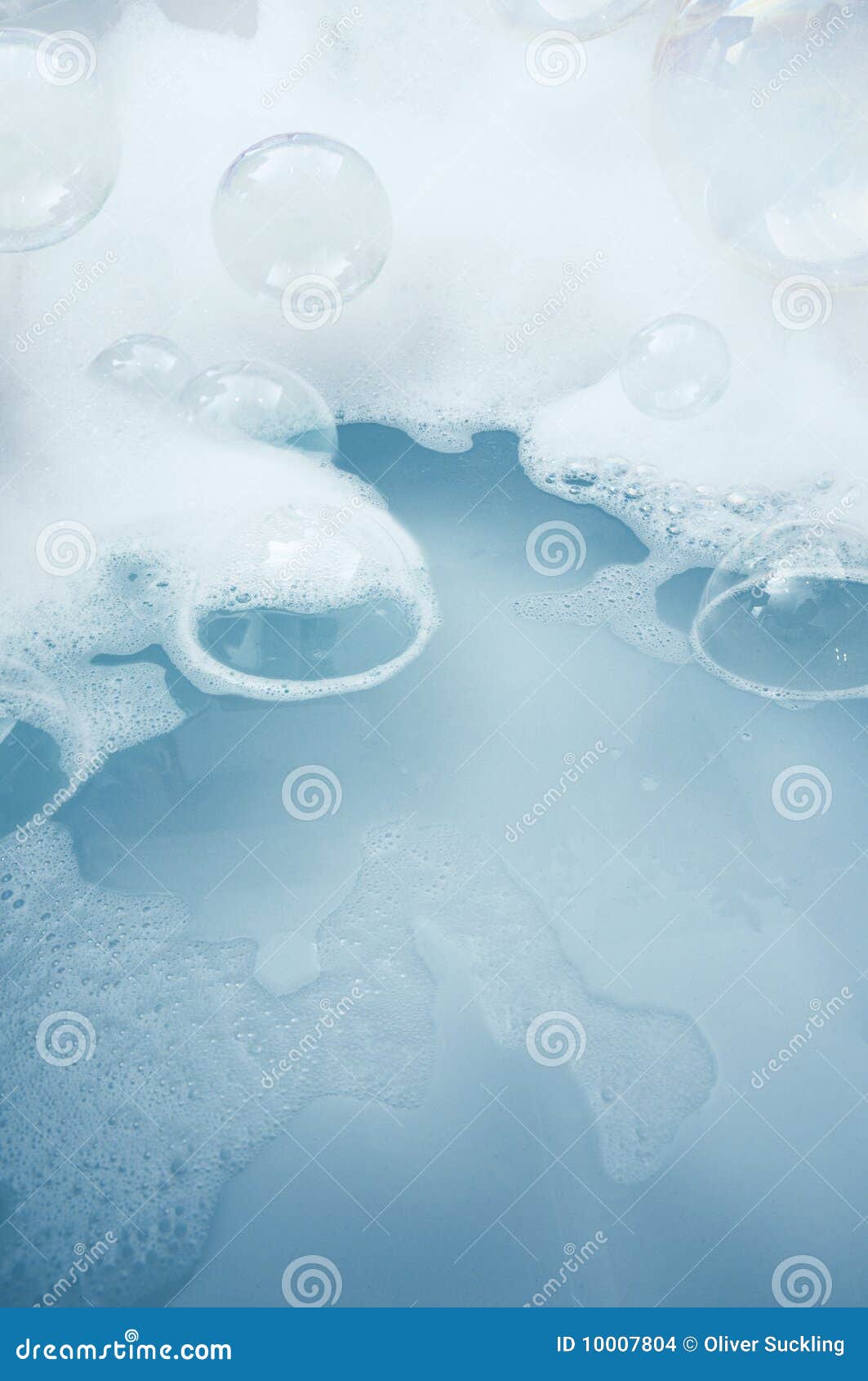 Het Schuim Van De Zeep Op Water Stock Foto - Image of blauwachtig ...