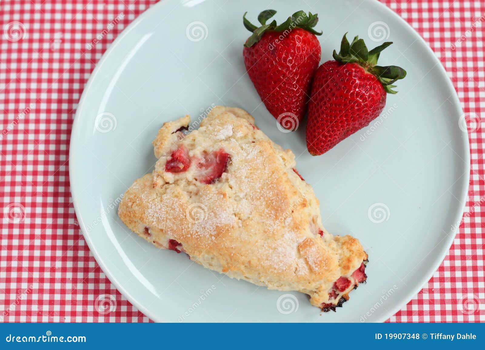 Het Scone Van De Aardbei Met Vers Fruit Stock Foto - Image of suiker ...