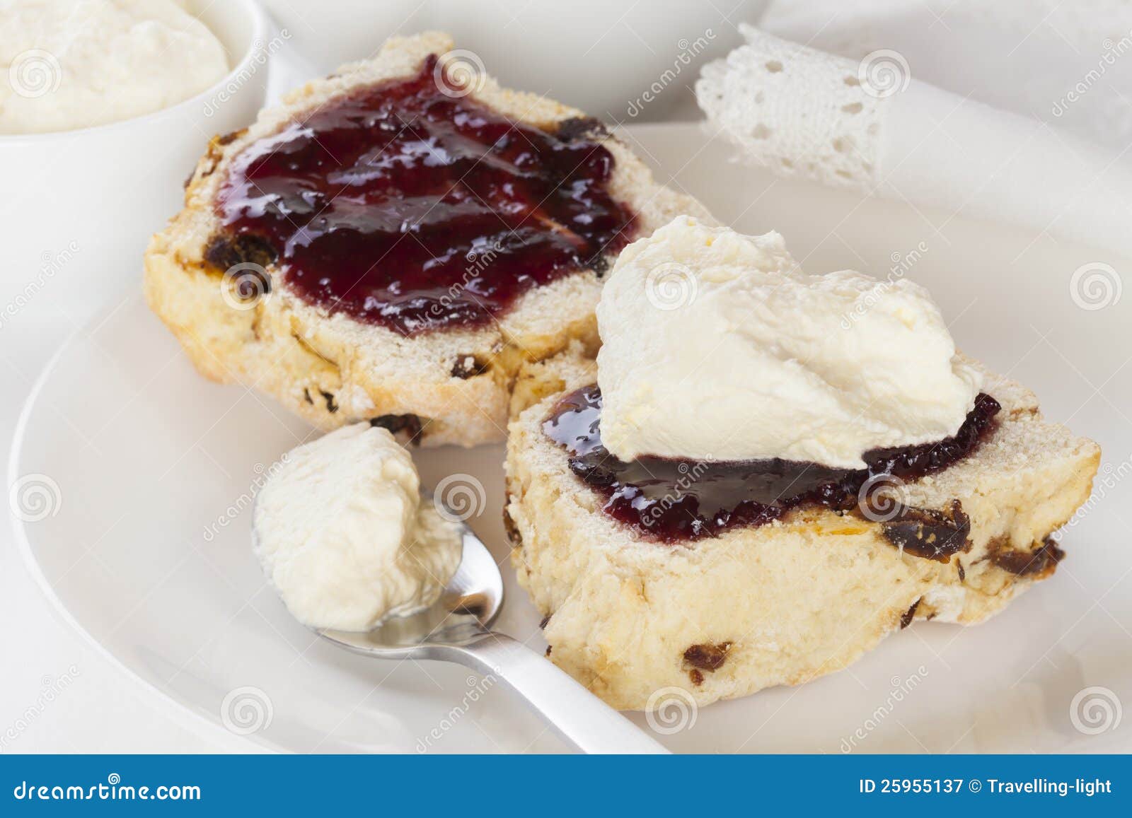 Het Scone Van De Datum Met Jam En Room Stock Afbeelding - Image of ...