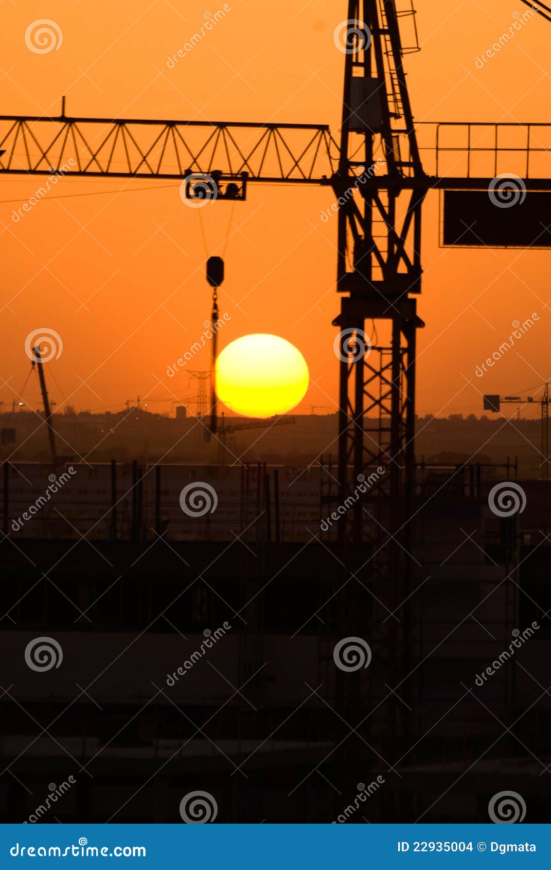 Het Silhouet Van De Kraan Over Zon in Aanbouw Stock Foto - Image of ...
