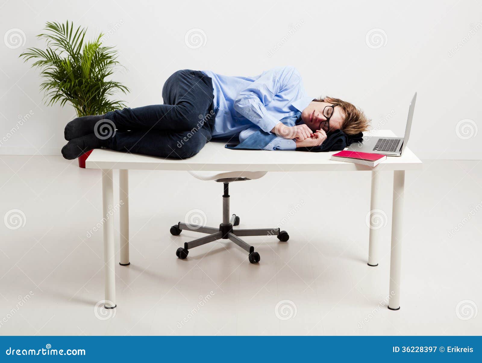 Het slapen in het bureau stock afbeelding. Image of grijs - 36228397