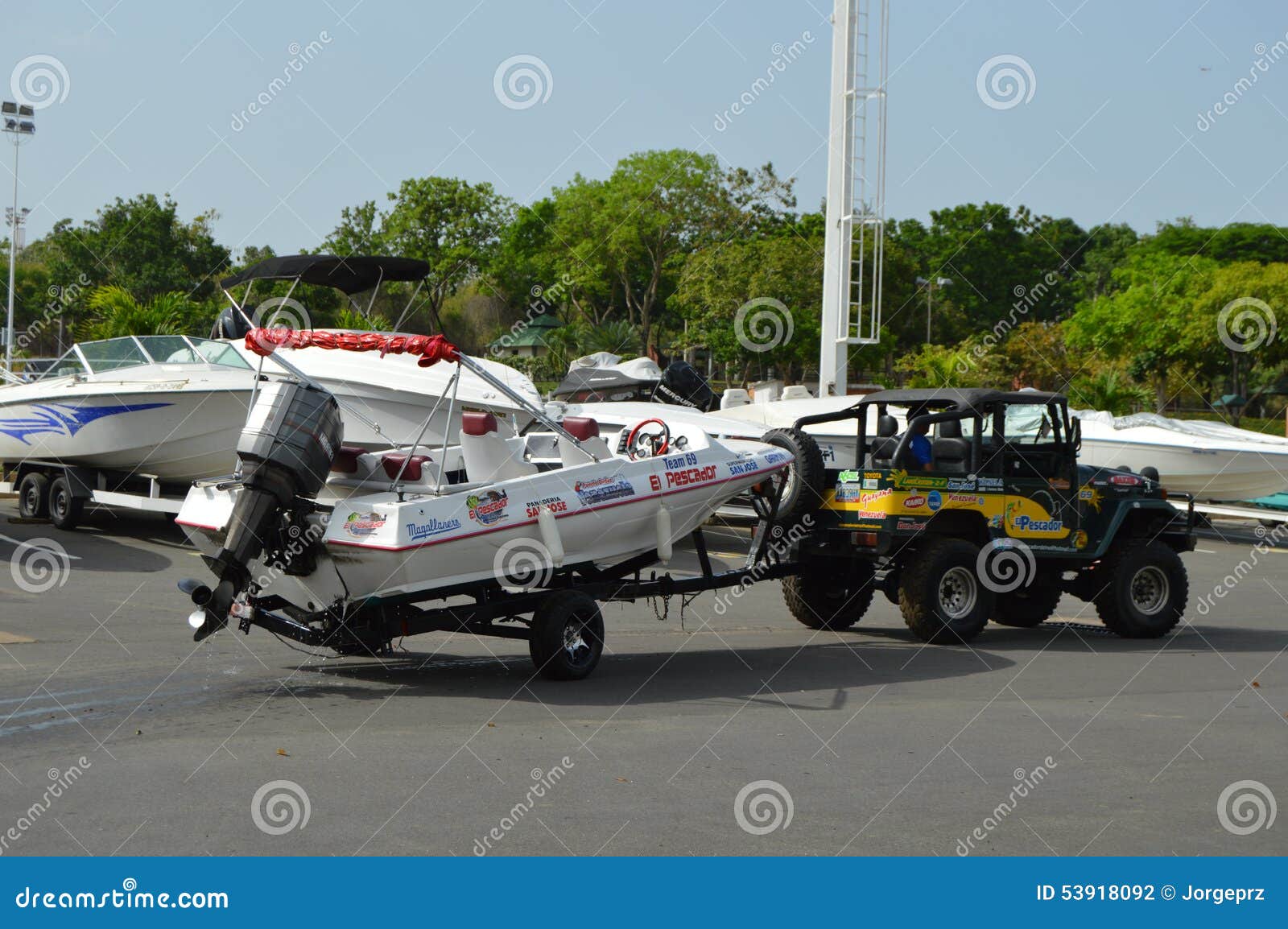 Het slepen van de boot redactionele fotografie. Image of boot - 53918092