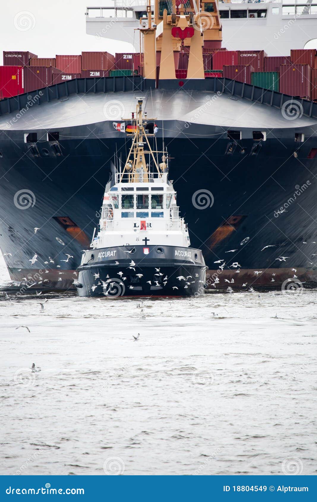 Het Slepende Vrachtschip Van De Sleepboot in Haven Redactionele Stock ...