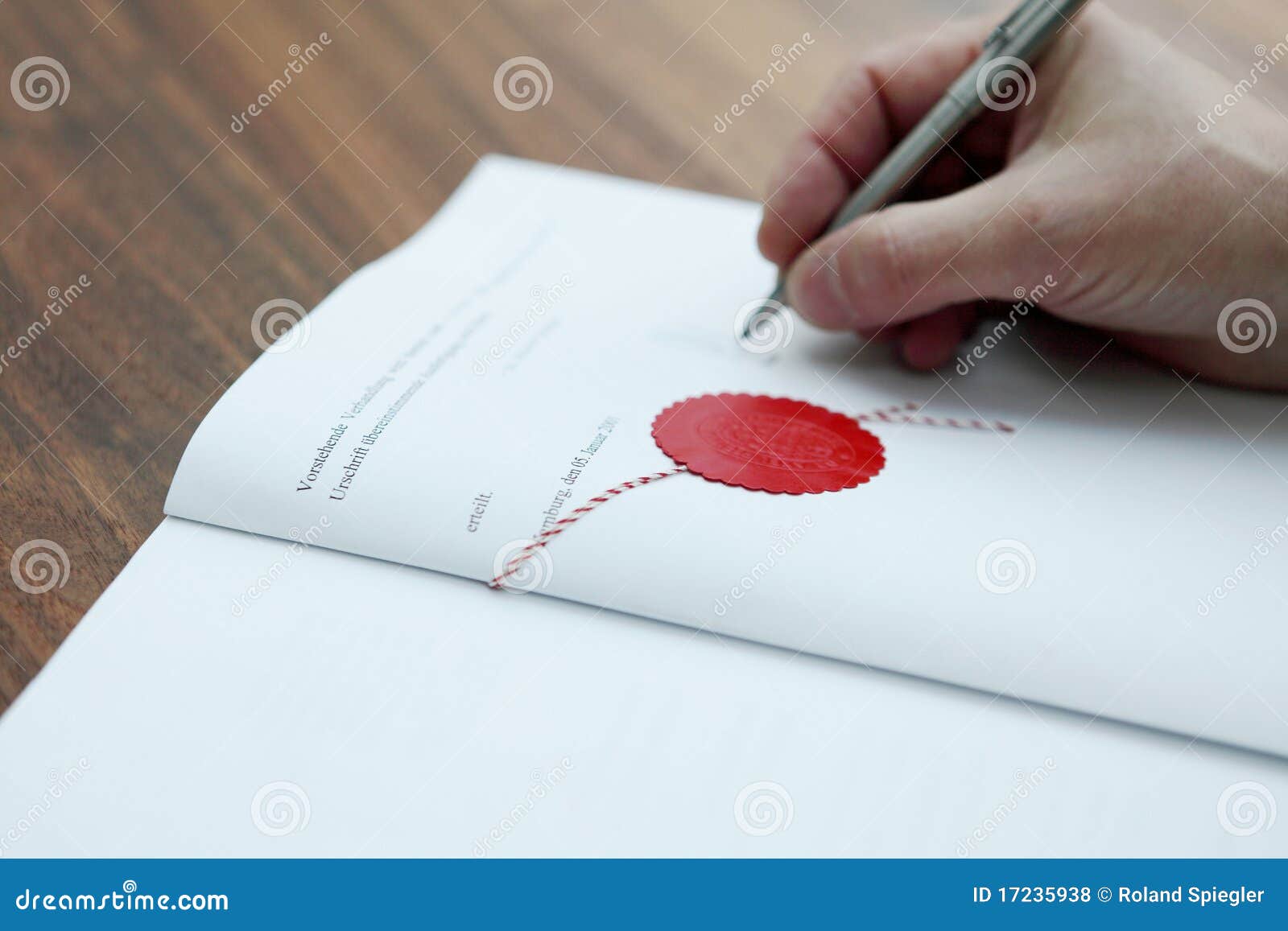 Het Sluiten Van De Overeenkomst Stock Foto - Image of ondergetekende ...