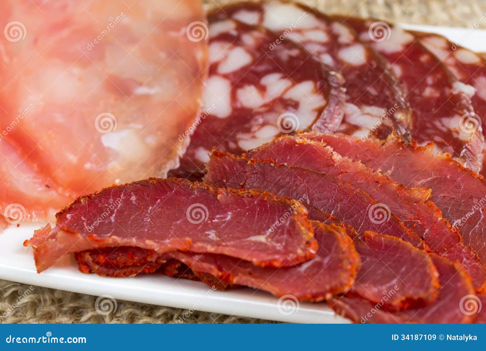 Het Snijden Van Verscheidene Soorten Worsten Stock Afbeelding - Image ...