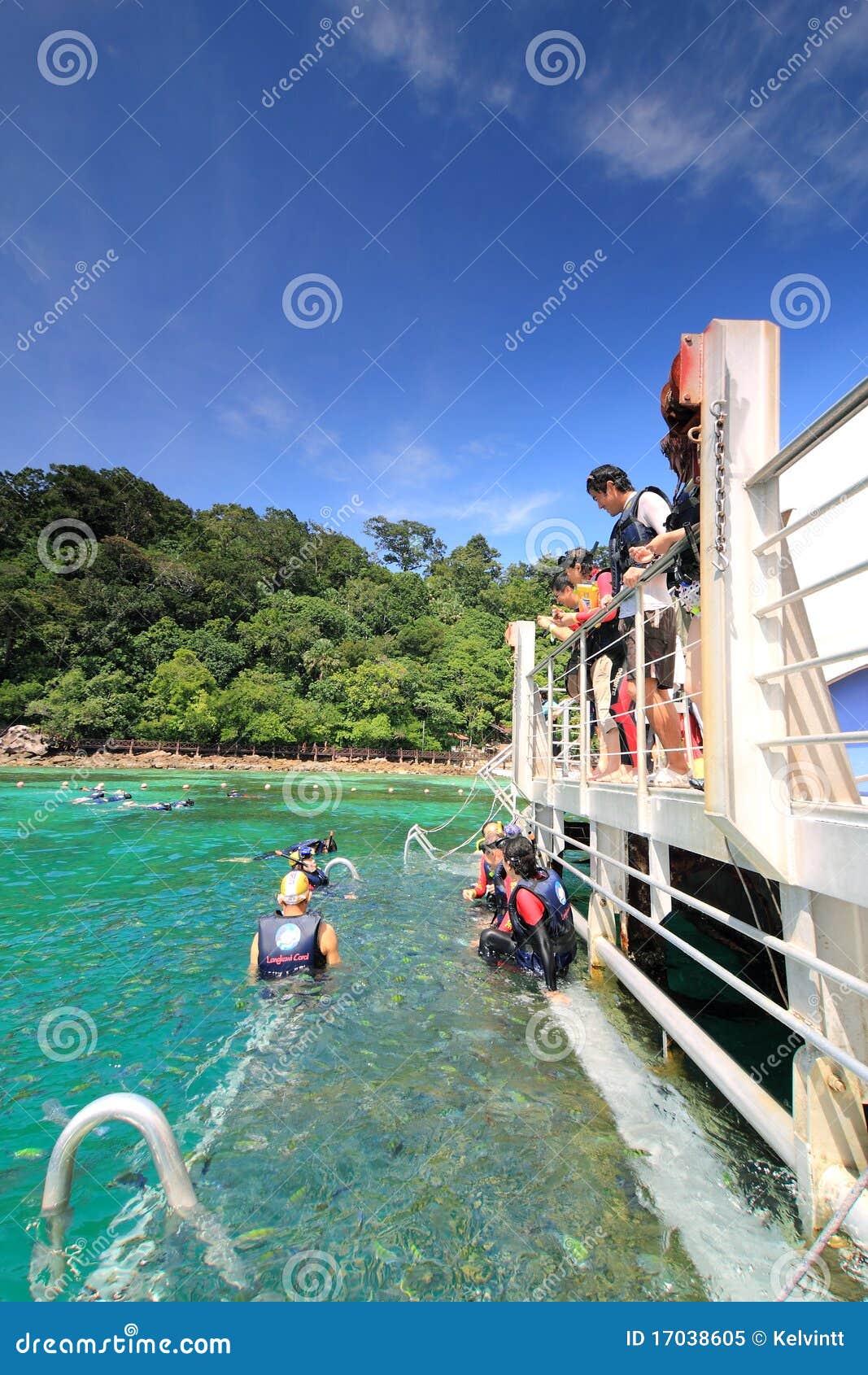 Het Snorkelen Bij Het Strand Van Het Koraal Redactionele Afbeelding ...