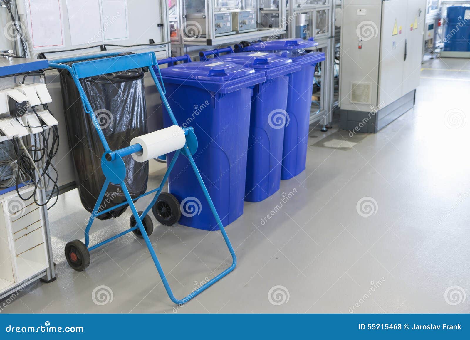 Het Sorteren Van Afval in De Bakken in De Assemblagefabriek Stock Foto ...