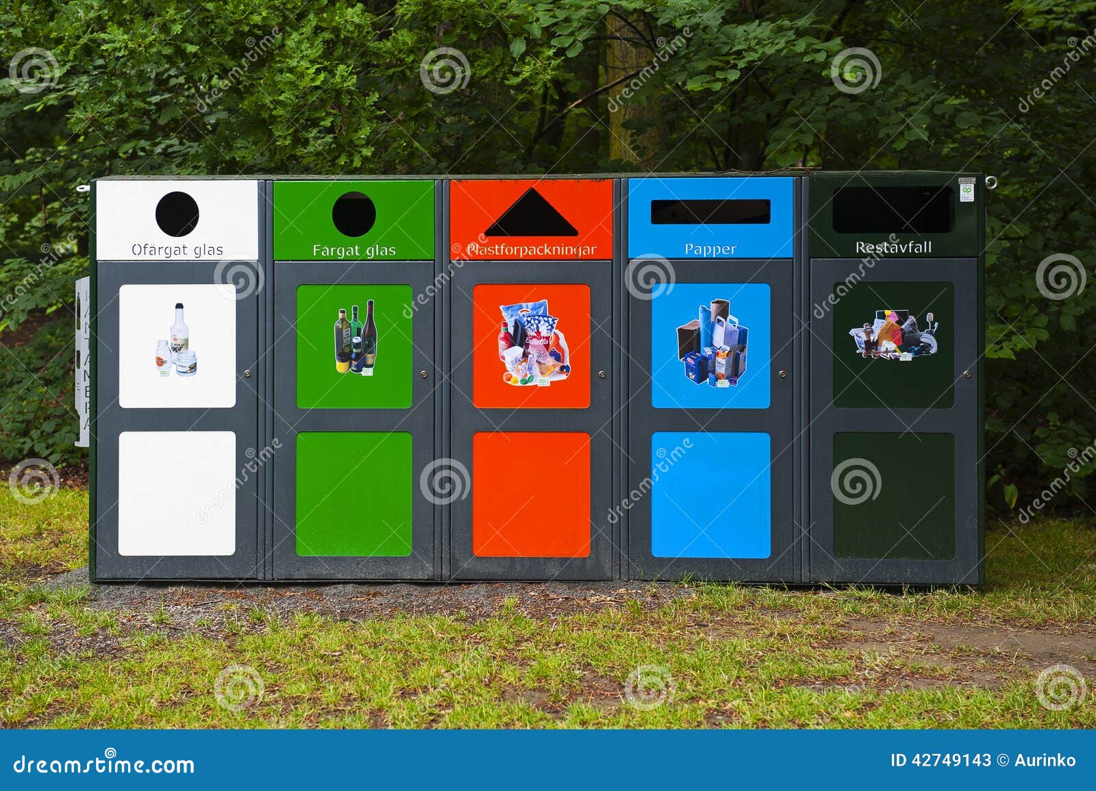 Het sorteren van het afval redactionele stock foto. Image of houder ...