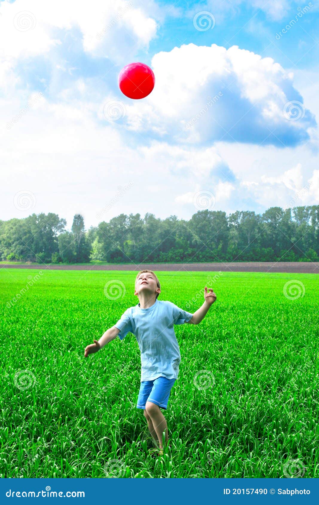 Het Spel Van De Jongen Met Bal Stock Foto - Image of vrij, gebied: 20157490