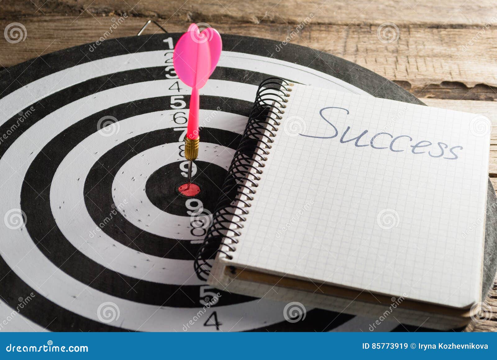 Het Spel Van Pijltjes Het Symbool Van Het Succes Stock Afbeelding ...