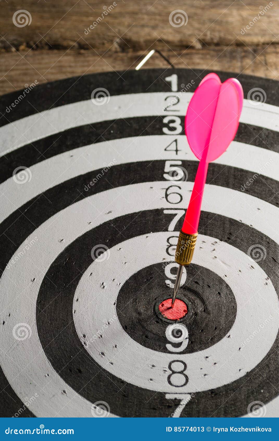 Het Spel Van Pijltjes Het Symbool Van Het Succes Stock Afbeelding ...